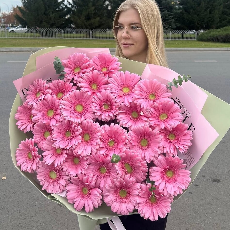 Букет из розовых гербер 29 шт с эвкалиптом, красивый букет цветов, шикарный, премиум цветы, премиум букет