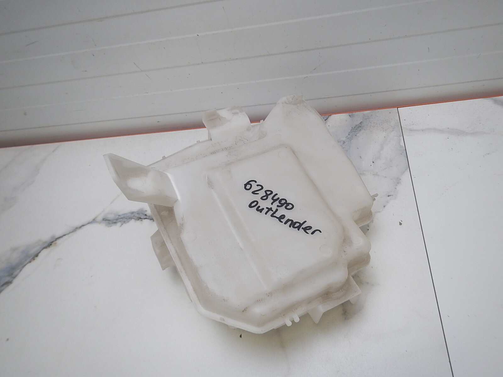 Б/У Бачок омывателя лобового стекла, Mitsubishi (Митсубиси)-OUTLANDER (12-) MITSUBISHI OUTLANDER (12-) Без видимых повре...