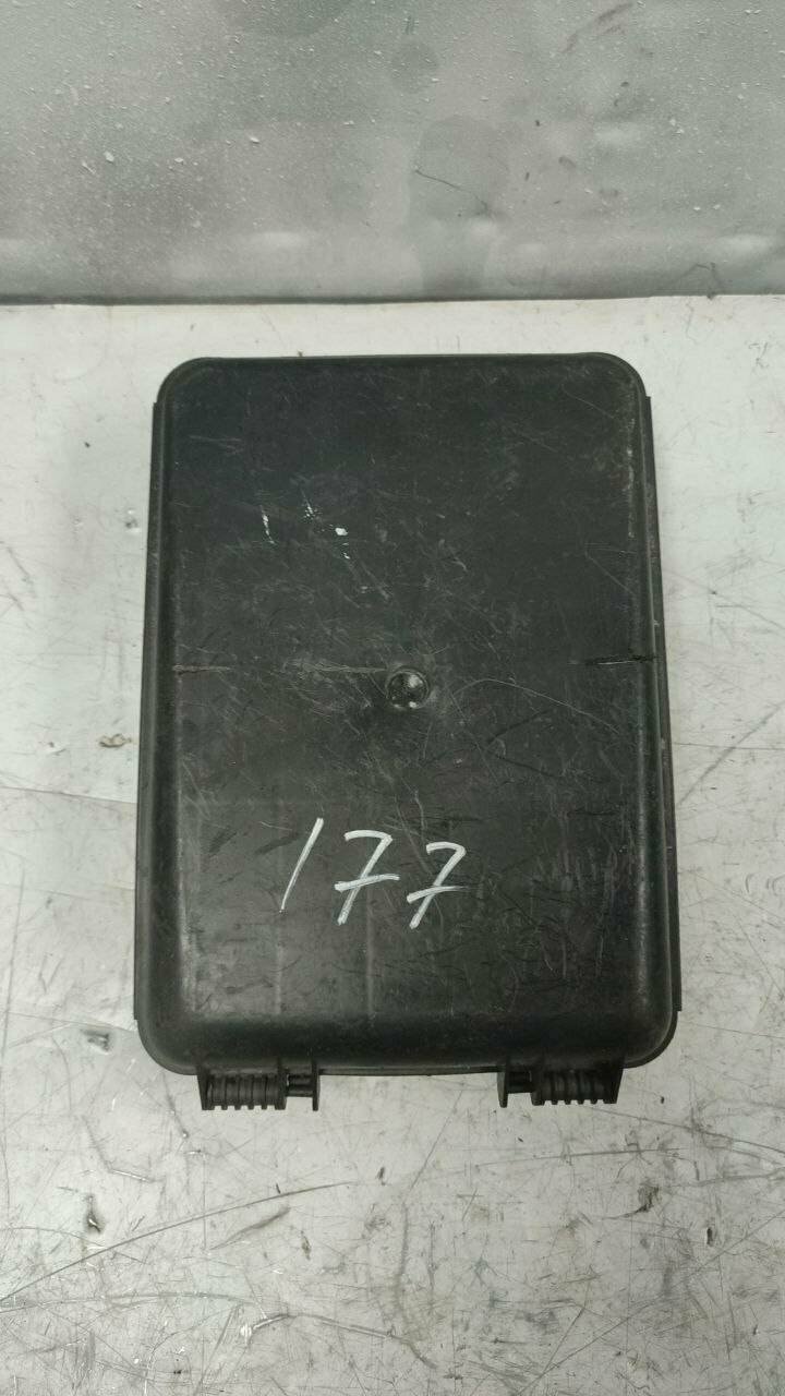 Короб предохранителей Volkswagen Passat B5 (1996 - 2001) 8D0927355A