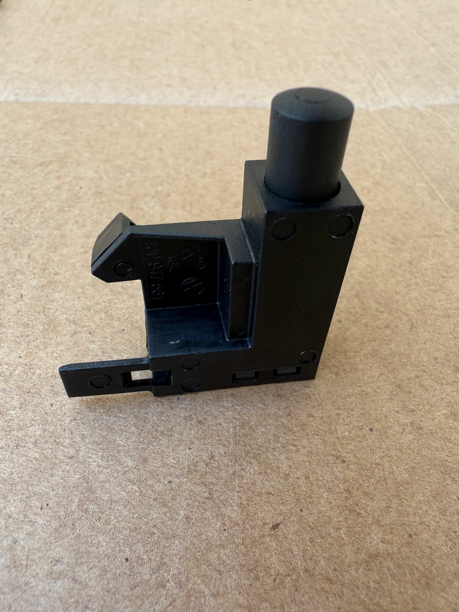 Выключатель концевой ручного тормоза VAG оригинал новый, кнопка ручника, концевик бардачка