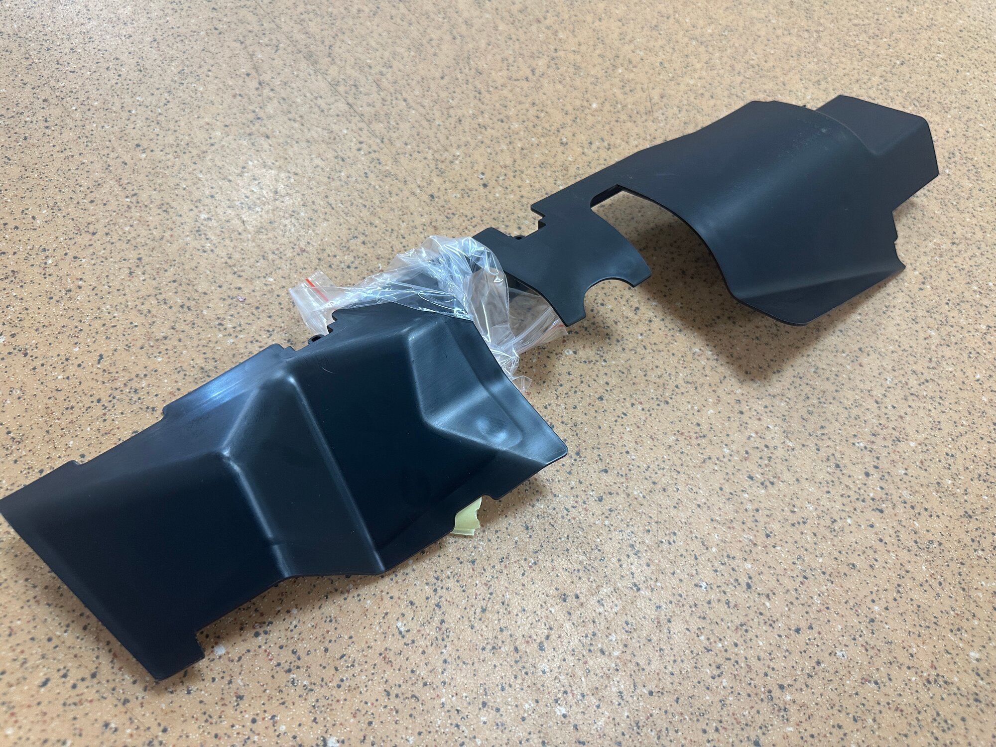 Дефлектор радиатора правый VolksWagen Polo с 2020 оригинал 6N5121284