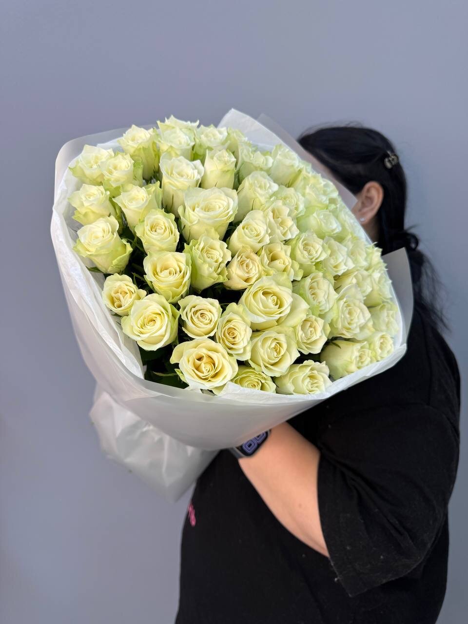 Букет из 51 белой розы Упакован в оригинальную матовую упаковку с тишью