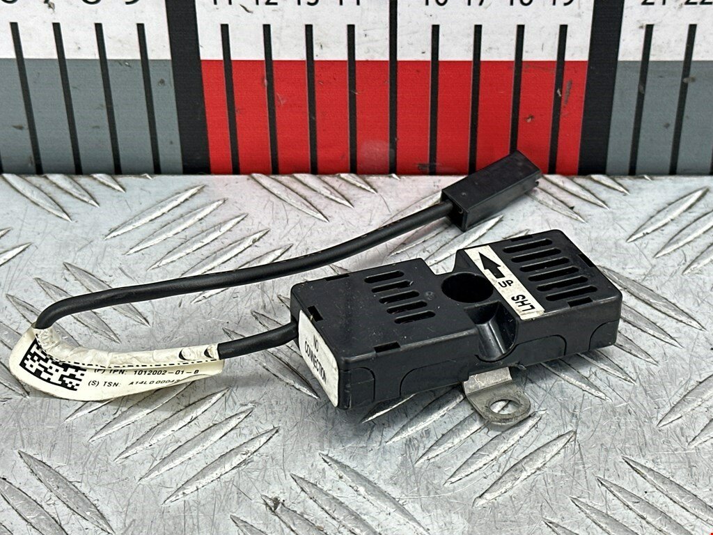 Усилитель антенны Tesla Model S 100479300D арт. 2266280