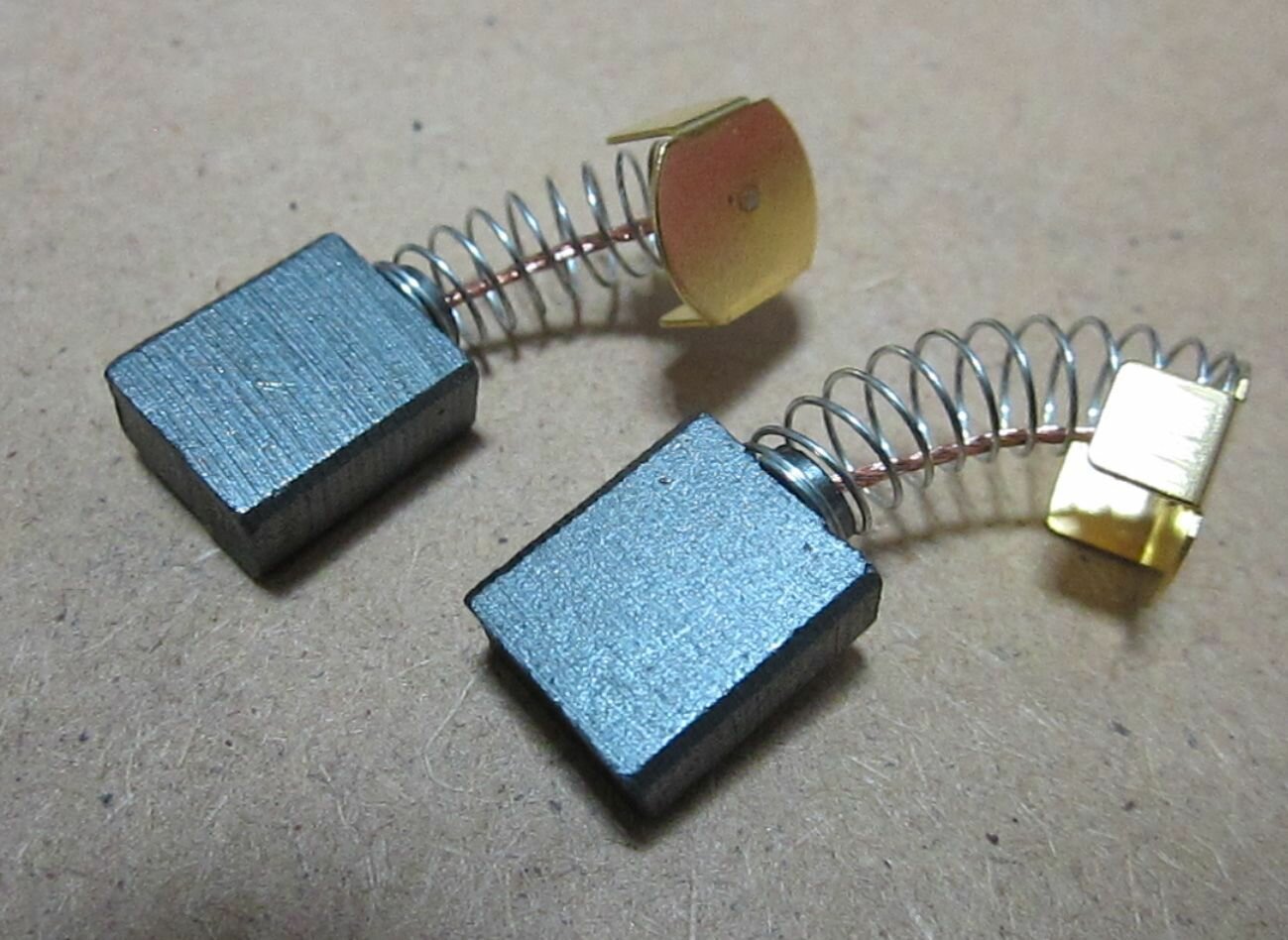 Щетка угольная 7,3х14х13 Интерскол УШМ 1800 (пружина) Углошлифовальная машина