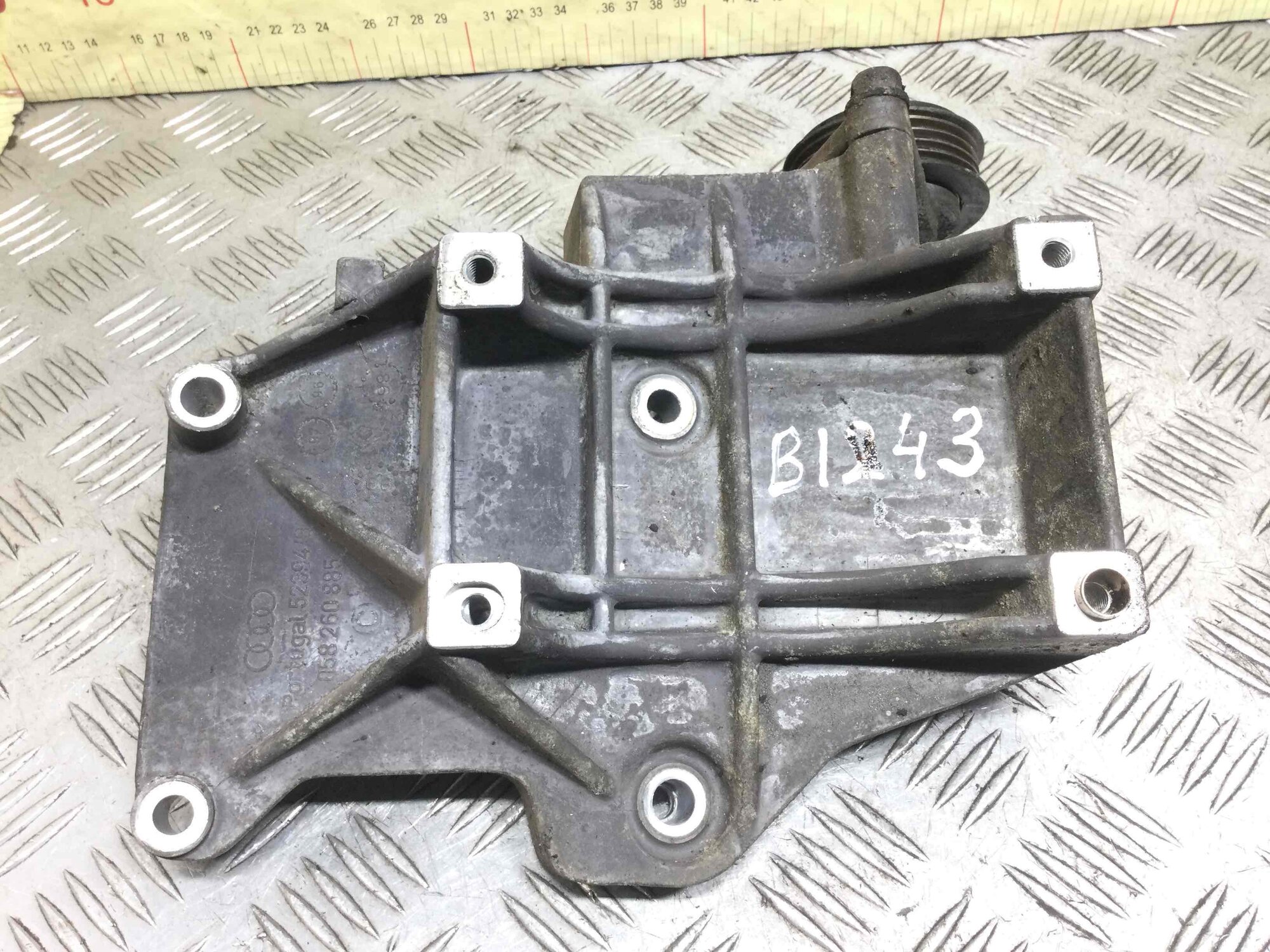 Б/У Кронштейн компрессора кондиционера Audi A4 B5 (1994-1999) 2001 г.