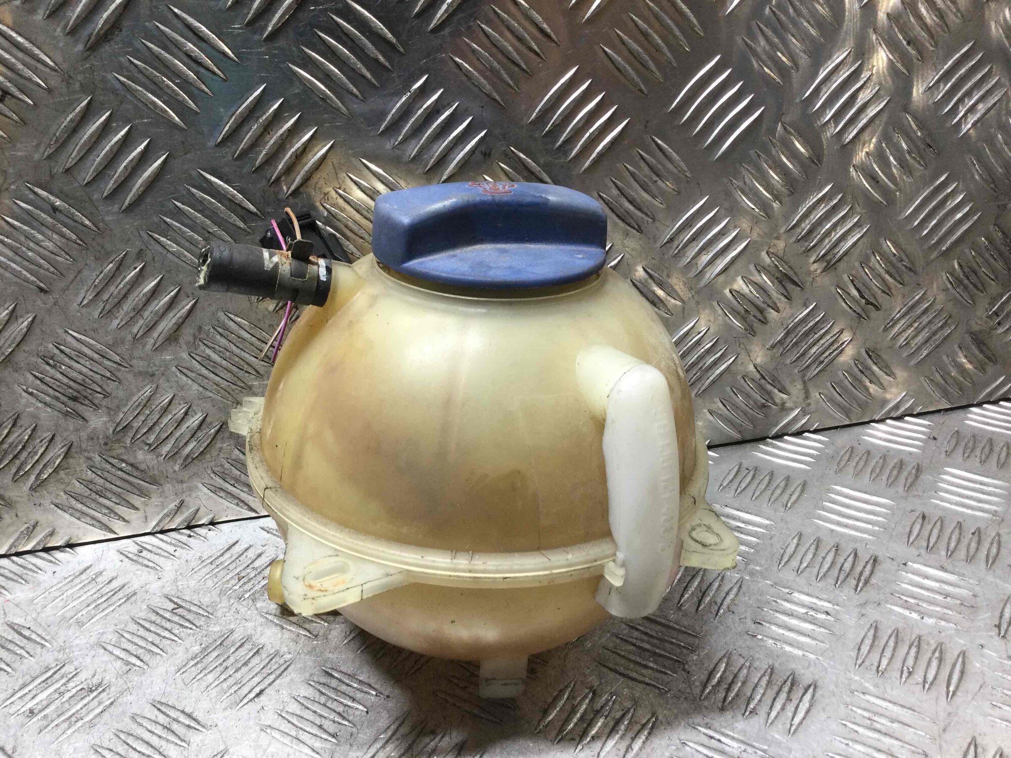 Б/У Бачок расширительный Volkswagen Golf 4 поколение (1997-2004) 2001 г.