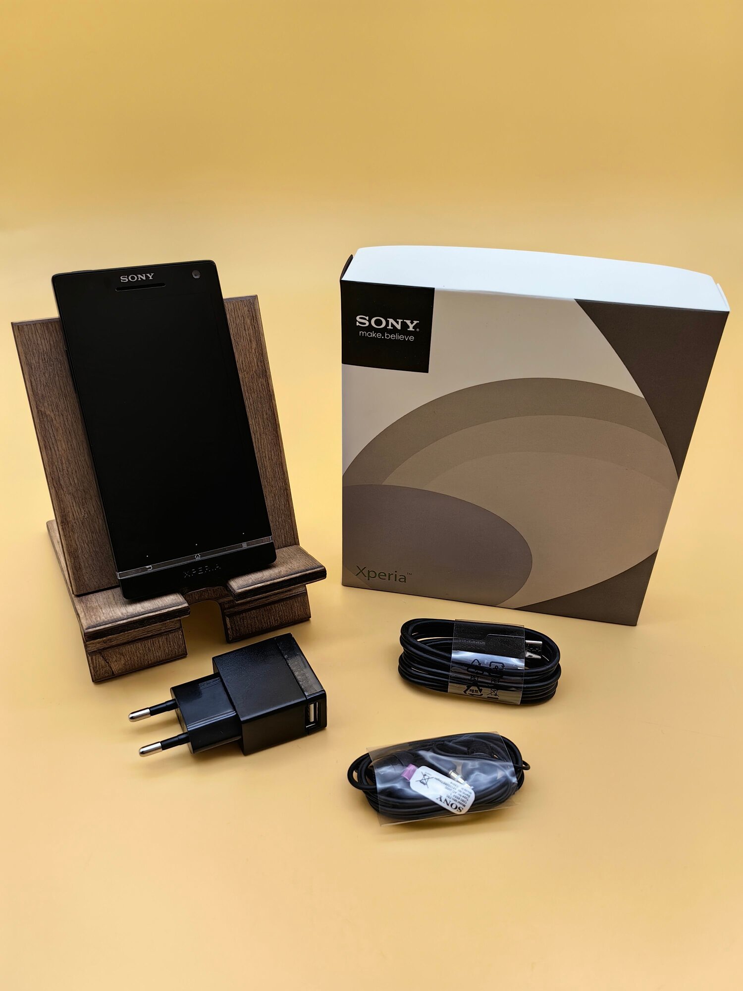 Мобильный телефон Sony Xperia S, стекло, черный, 64х128х10,6 мм, комплектация