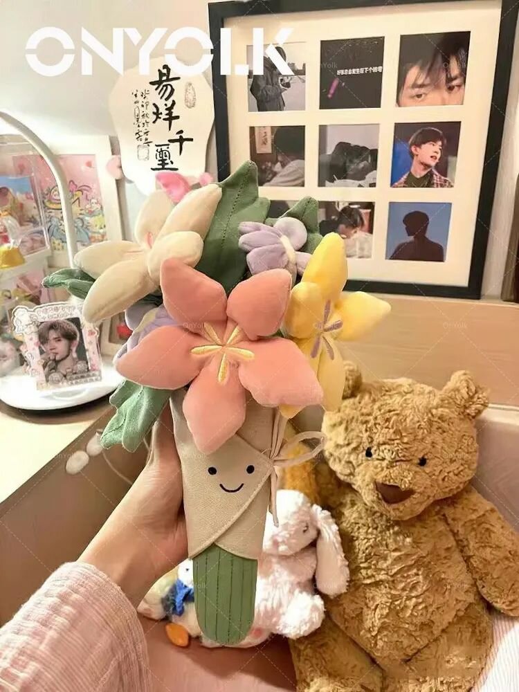 Куча плюшевых игрушек, выпускной букет.