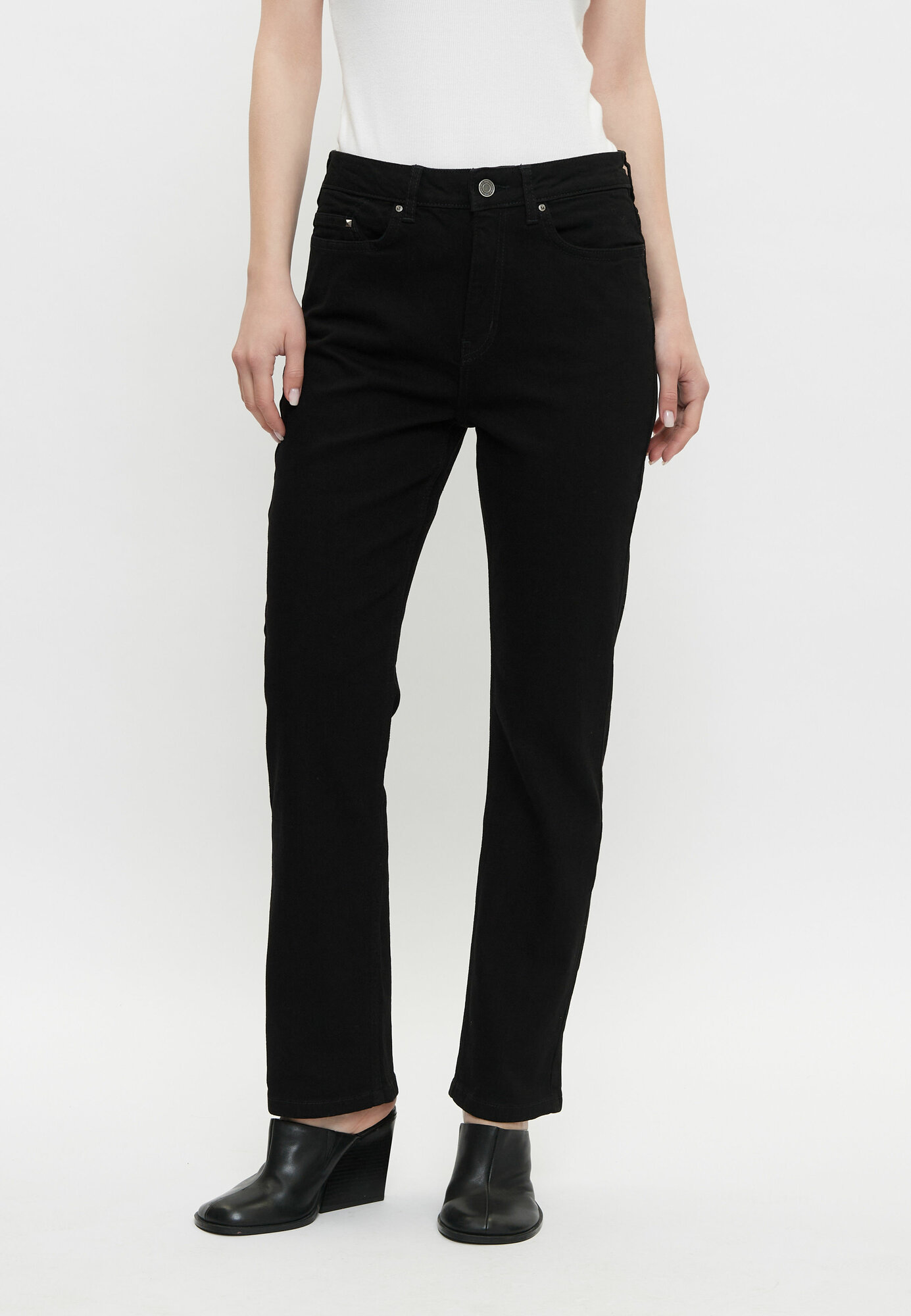 Джинсы зауженные 