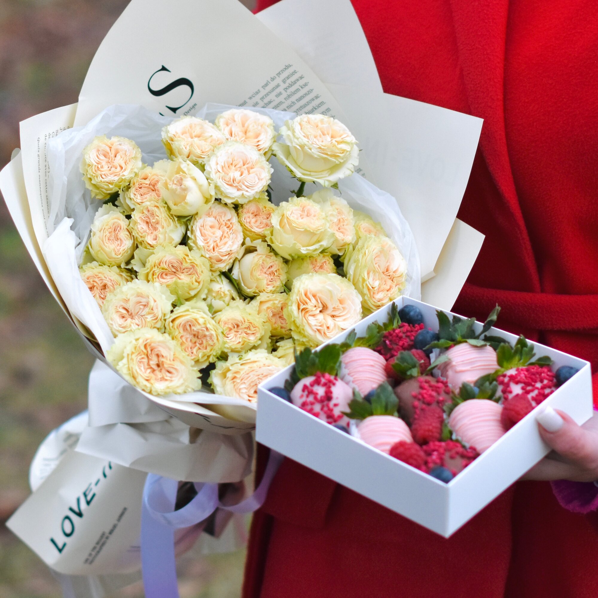 Букет из кустовых роз 5 шт "Ваниль" и клубника в шоколаде 9 -12 шт, подарок девушке