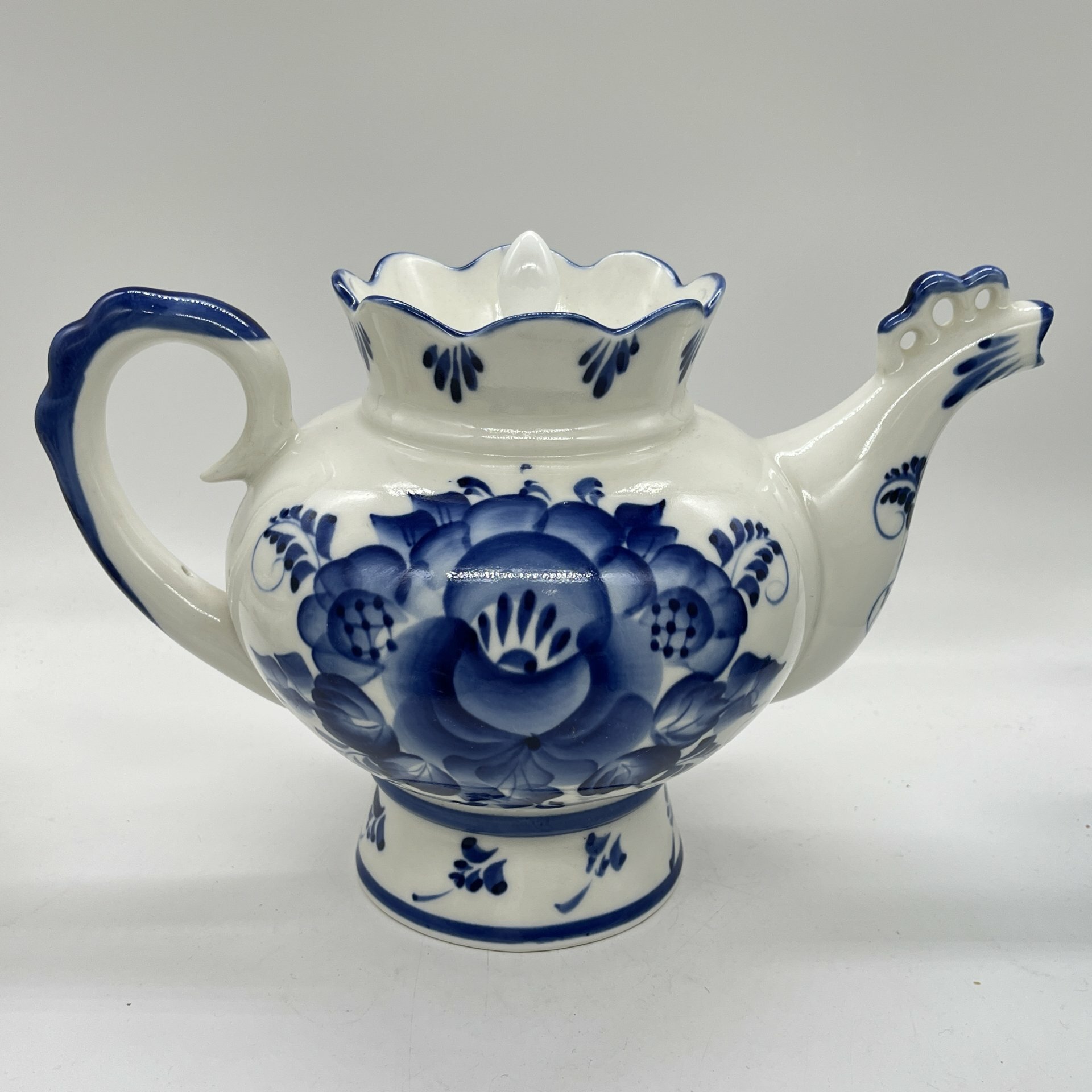 Чайник с фигурными элементами и расписным цветочным декором (крышка подбор)