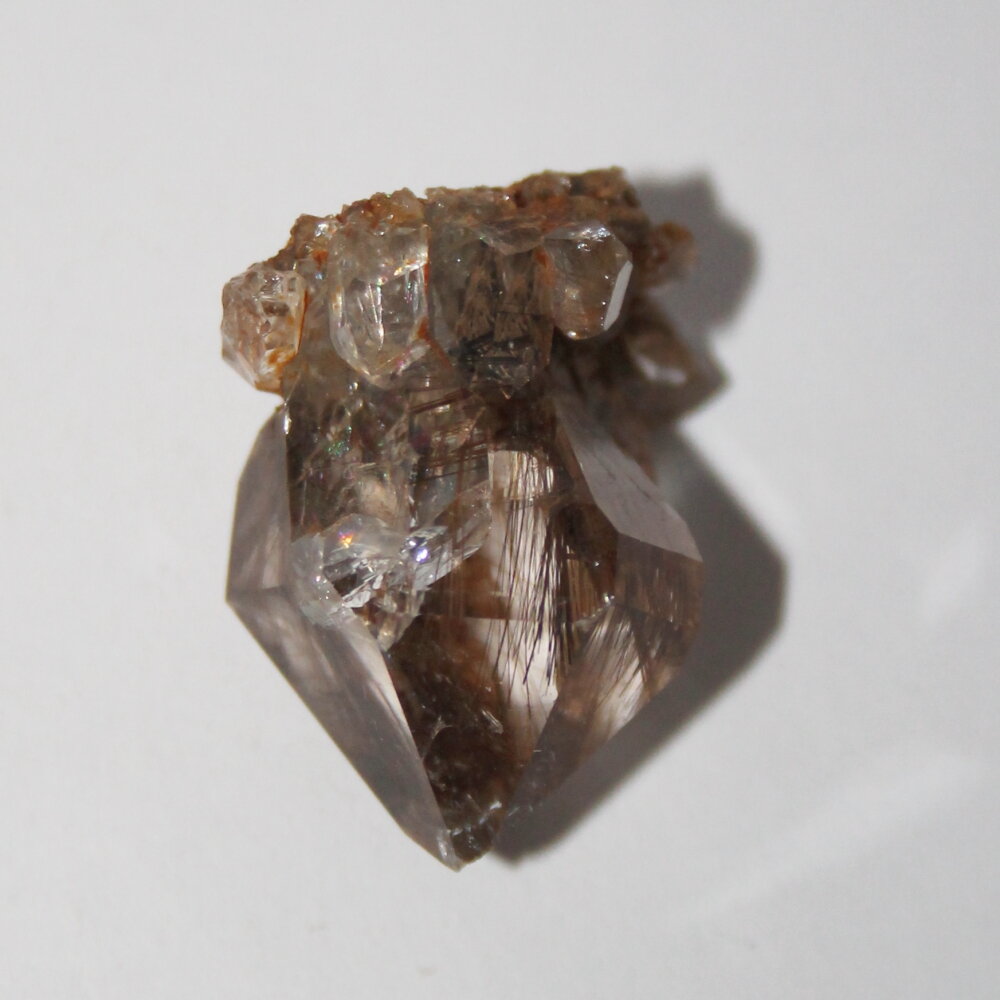 Кристалл кварца с рутилом, кварц-волосатик, коллекционный образец "True Stones"