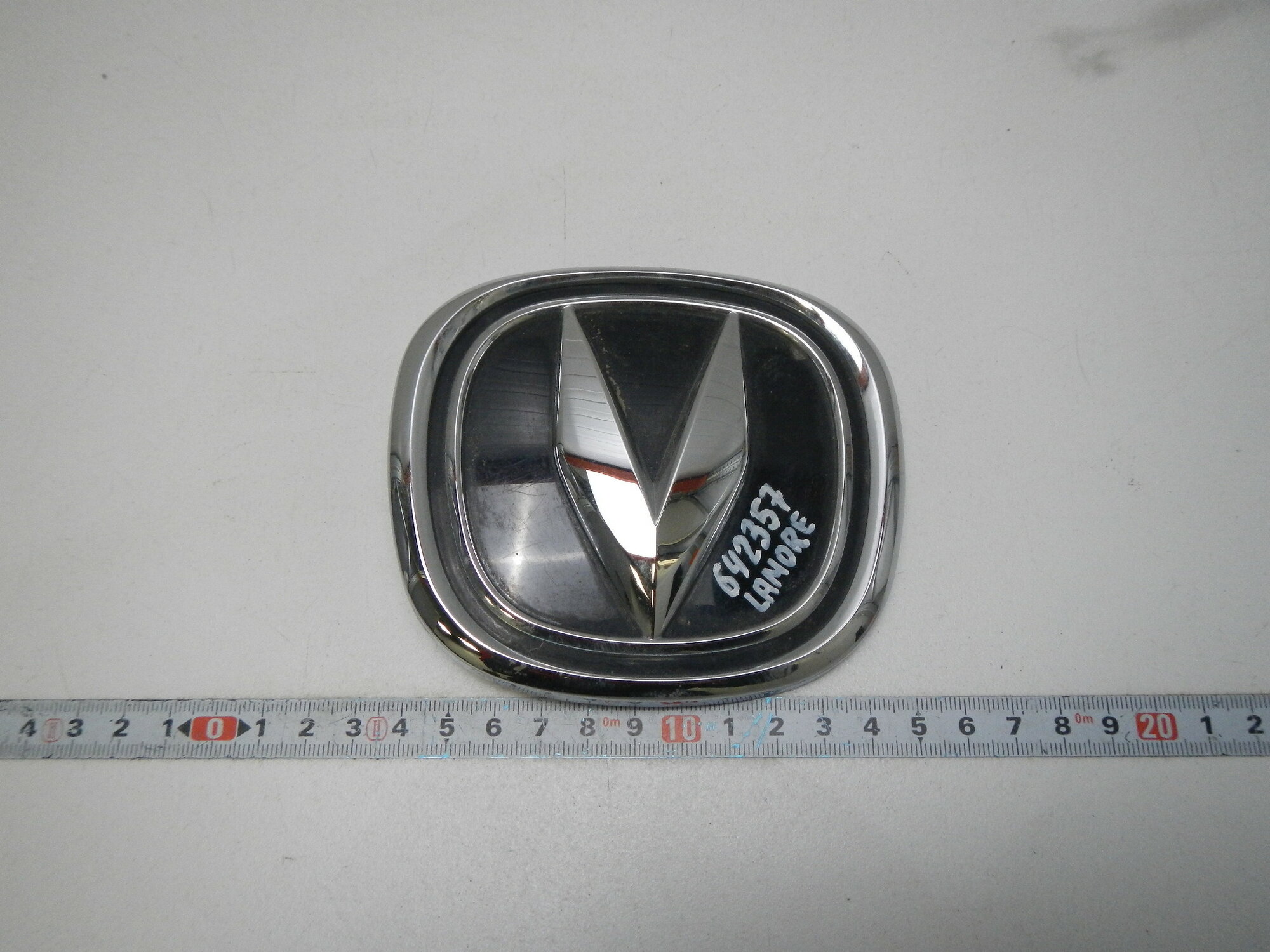 Б/У Эмблема, Changan (Чанган)-LAMORE (23-) CHANGAN LAMORE (23-) Царапины, сломаны 2 крепления. 642357 Changan арт. C281F...