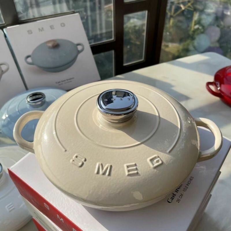 SMEG Смег 26 см 2,2 л эмалированная чугунная кастрюля ретро с крышкой, подходит для газовых и индукционных плит, кремовый цвет