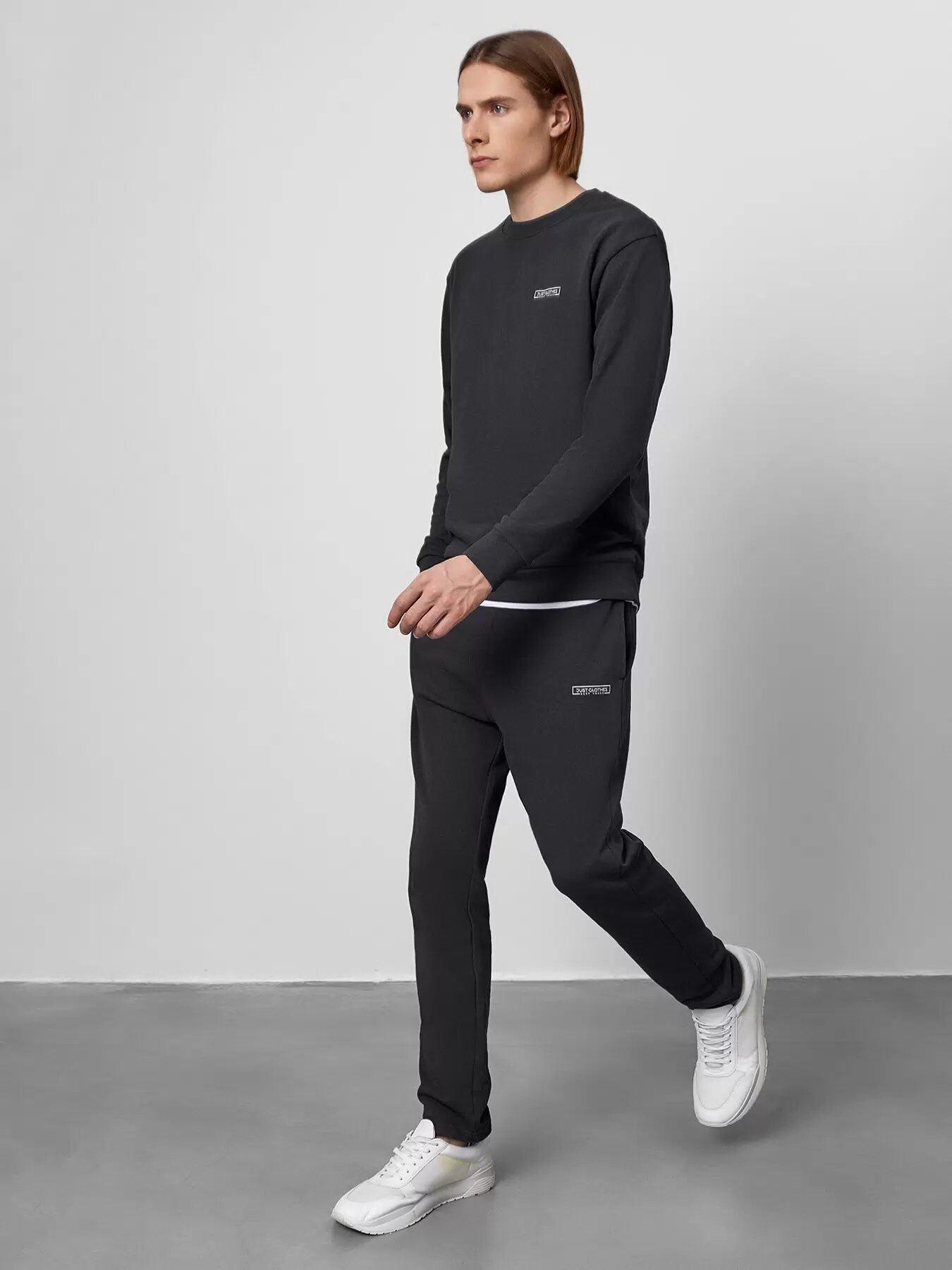 Брюки спортивные Черный. Декор термологотип. Карманы сбоку по шву 2 б/заст, сзади нет. Пояс резинка+утяг шнурок. Д 10