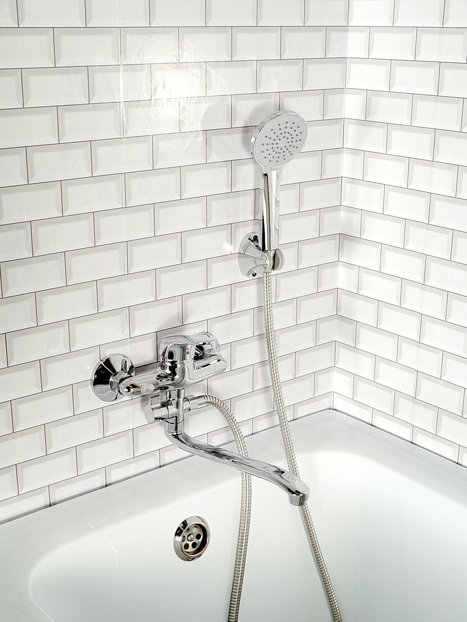 Смеситель на ванну Diadonna D80-221124 с длинным поворотным изливом, картридж 40 мм, хром