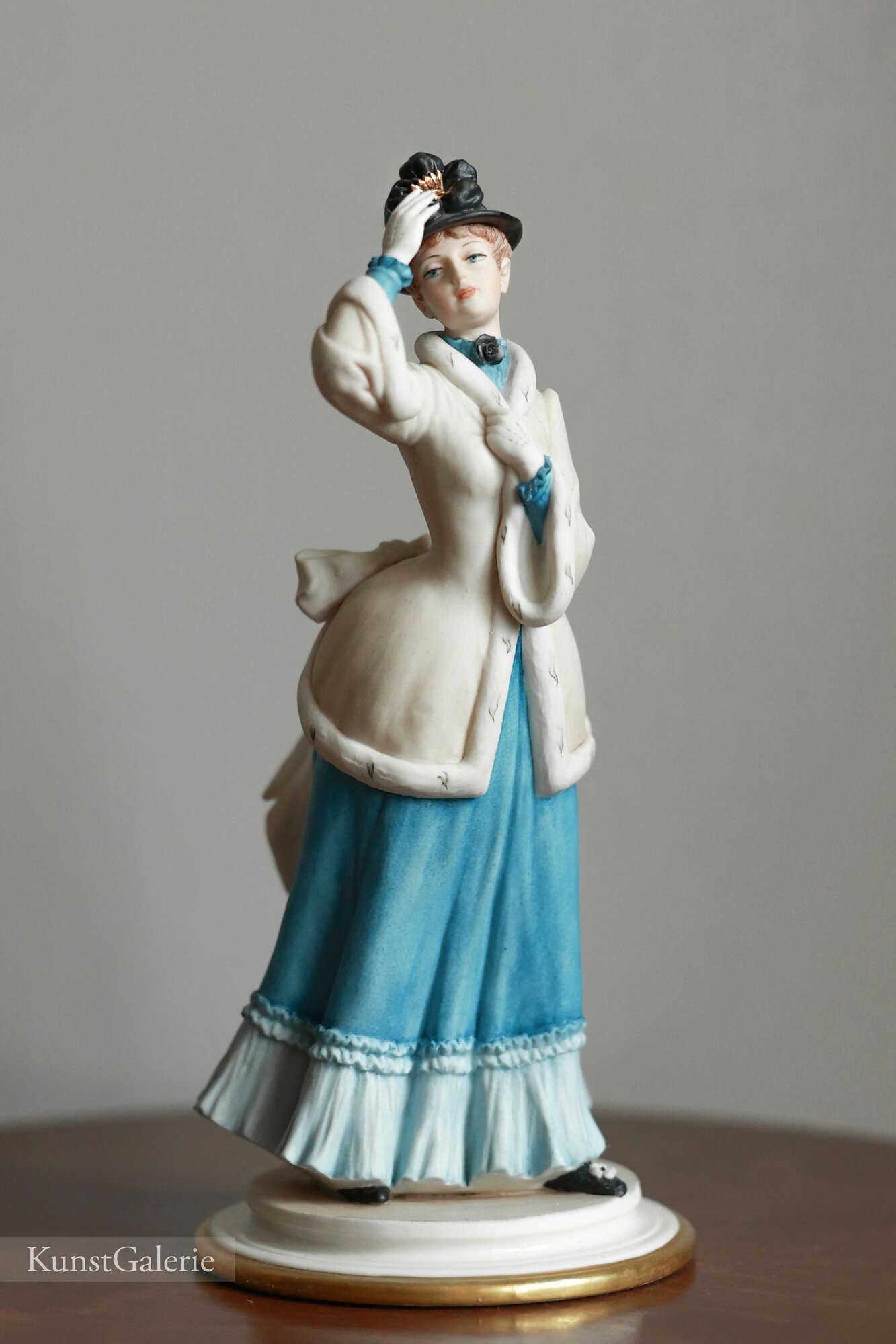 Фарфоровая статуэтка "Леди в белой шубке" Каподимонте - Mode dell'Ottocento anno 1863 - Sandro Maggioni, Capodimonte