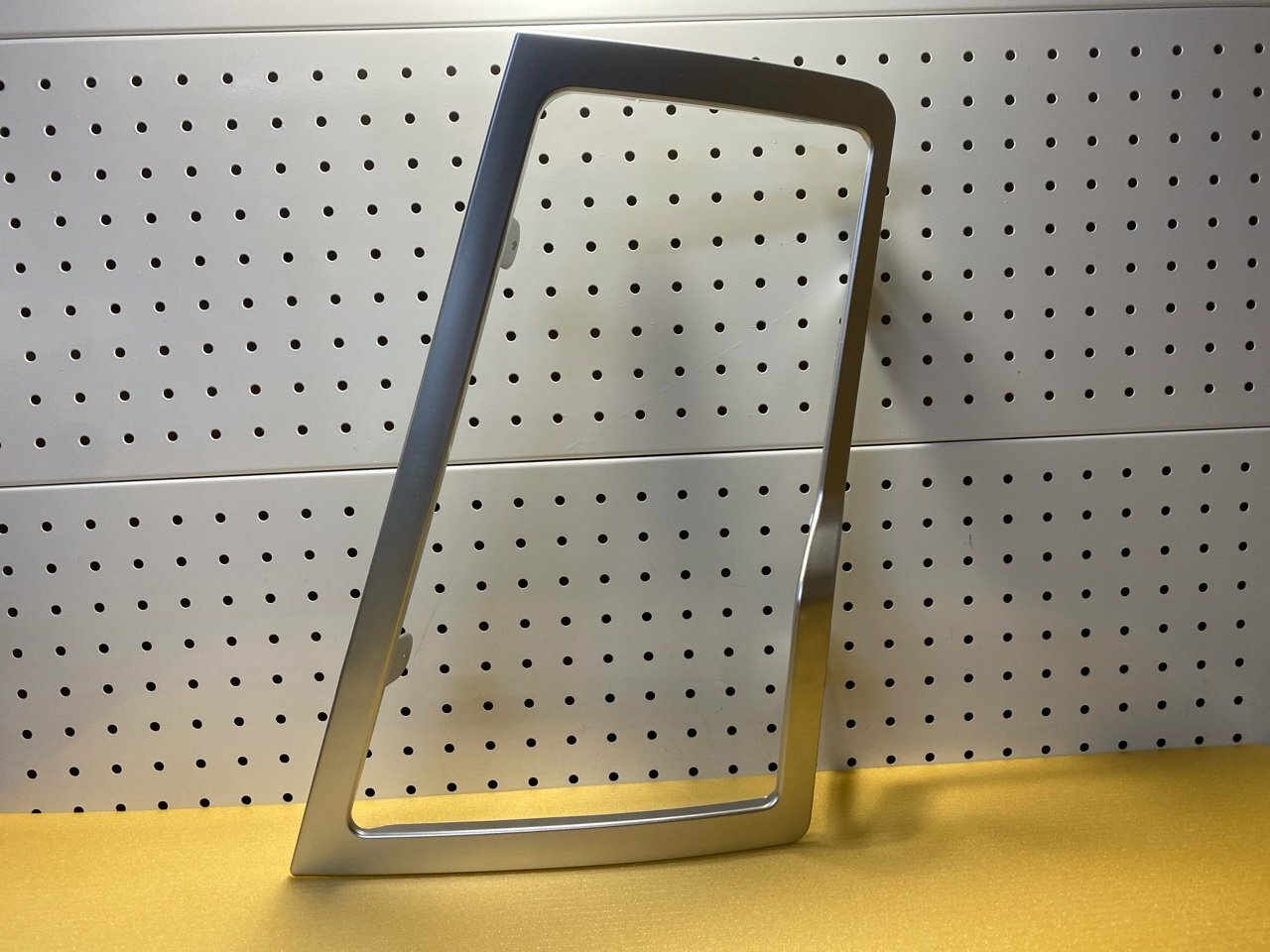 Рамка фары головного света вольво ФШ12 ФШ16 ФМ9 ФМ12 (VOLVO FH FM) (окантовка облицовки) левая