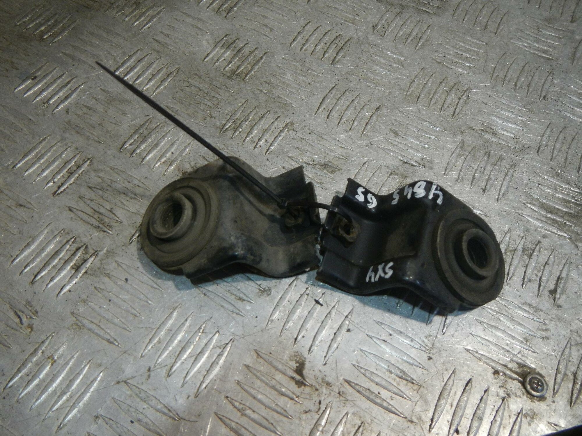 Б/У Кронштейн радиатора, Suzuki (Сузуки)-SX4 (06-) SUZUKI SX4 (06-) без повреждений, цена указанна за 1 шт. 484565 SUZUK...