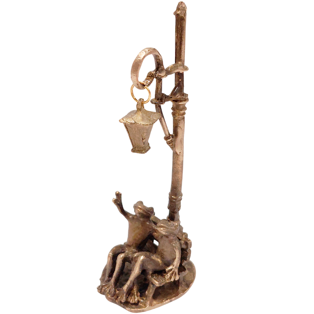 Фигурка из бронзы ручной работы "Лягушки подружки на скамейке под фонарём"