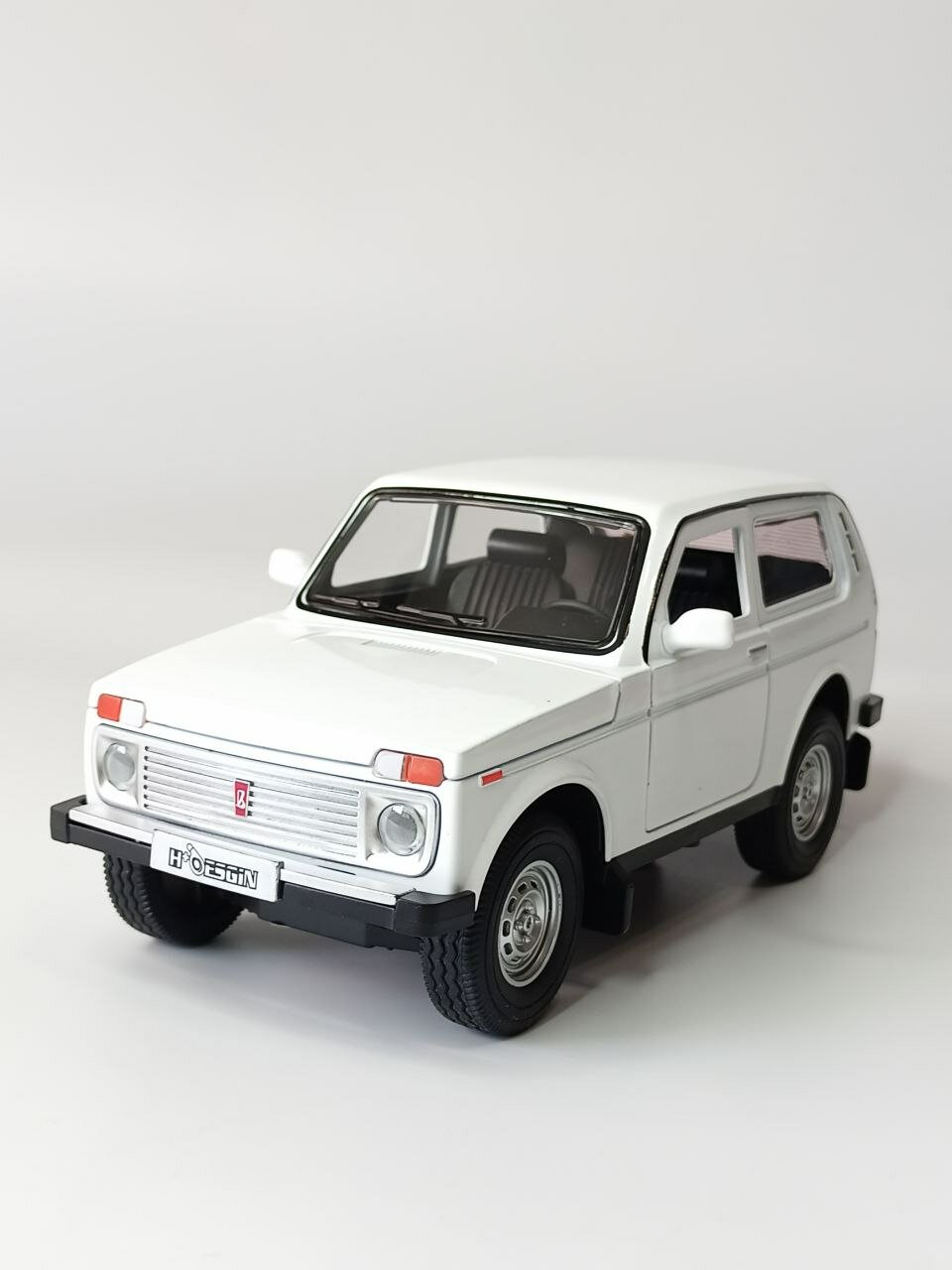 Модель автомобиля Нива ВАЗ 2121 коллекционная металлическая игрушка масштаб 1:24 белый