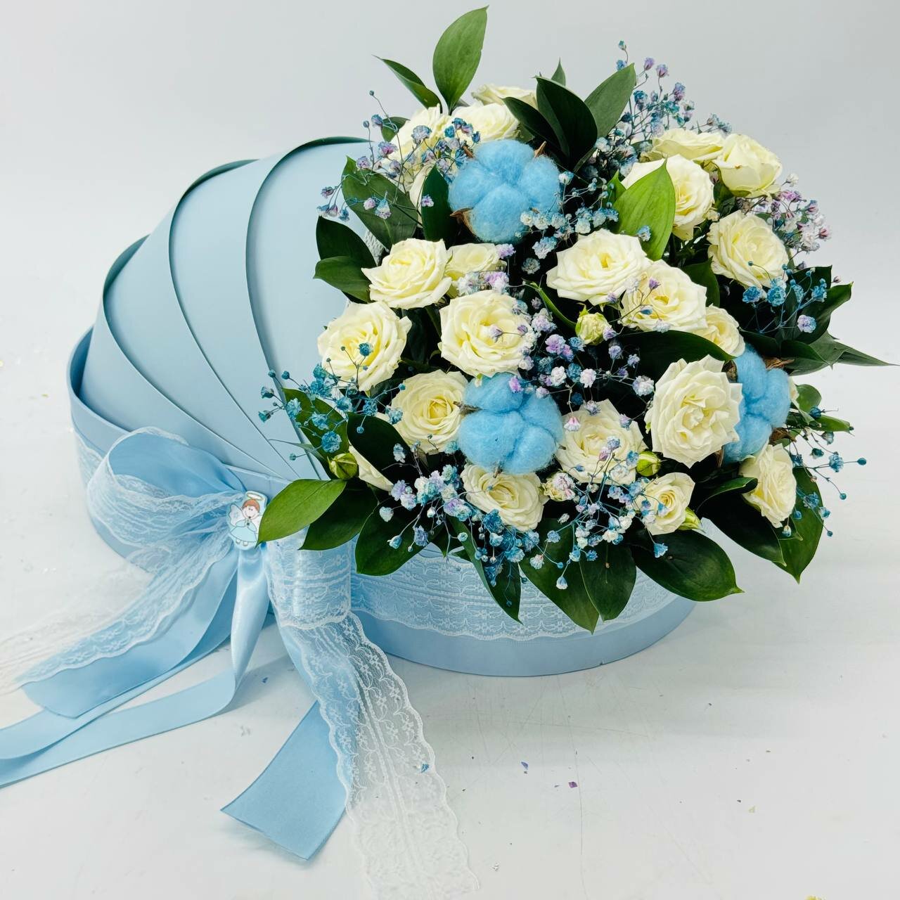 Букет в колясочке на выписку из роддома мальчику, цветы в люльке