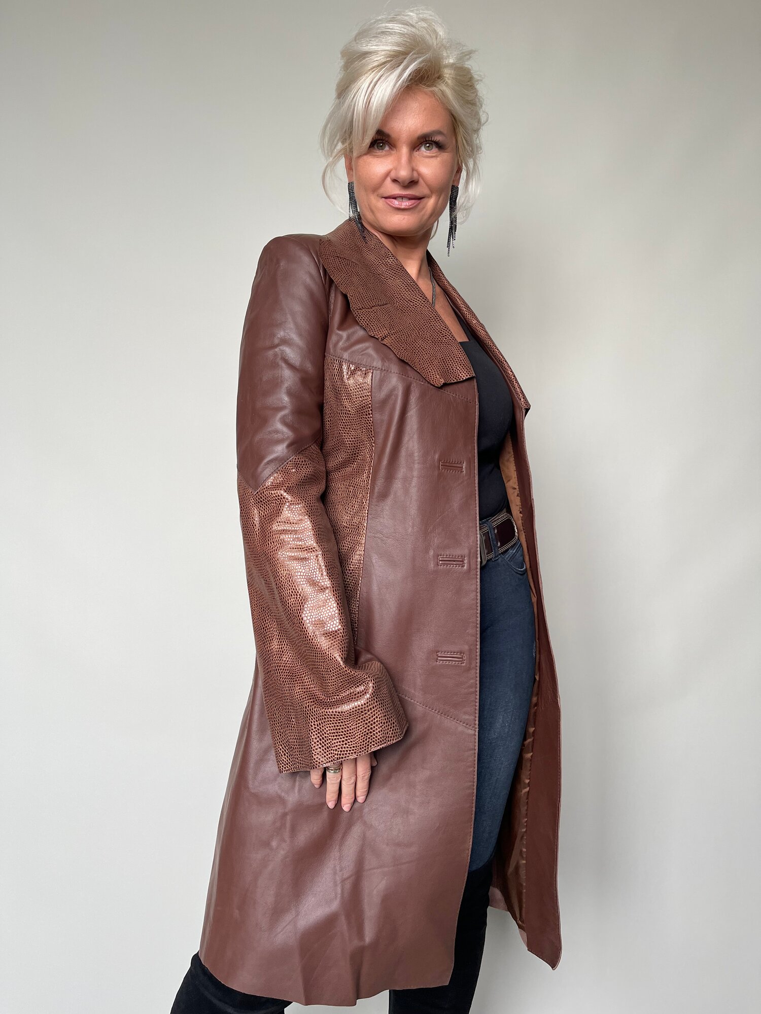 Плащ женский из натуральной кожи с лазерной обработкой цв.коричневый р.42-44 /12493/