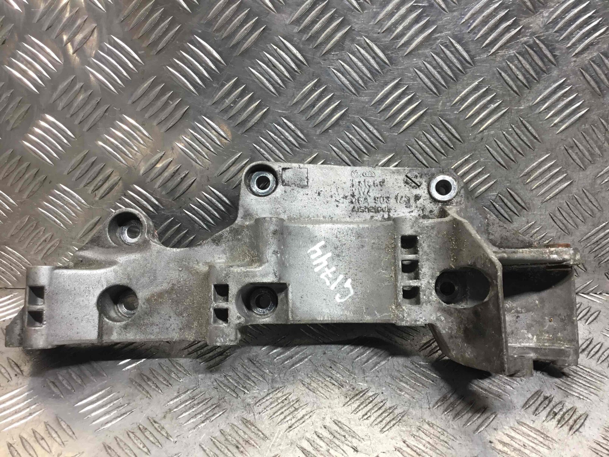 Б/У Кронштейн генератора Volkswagen Golf 4 поколение (1997-2004) 2000 г.