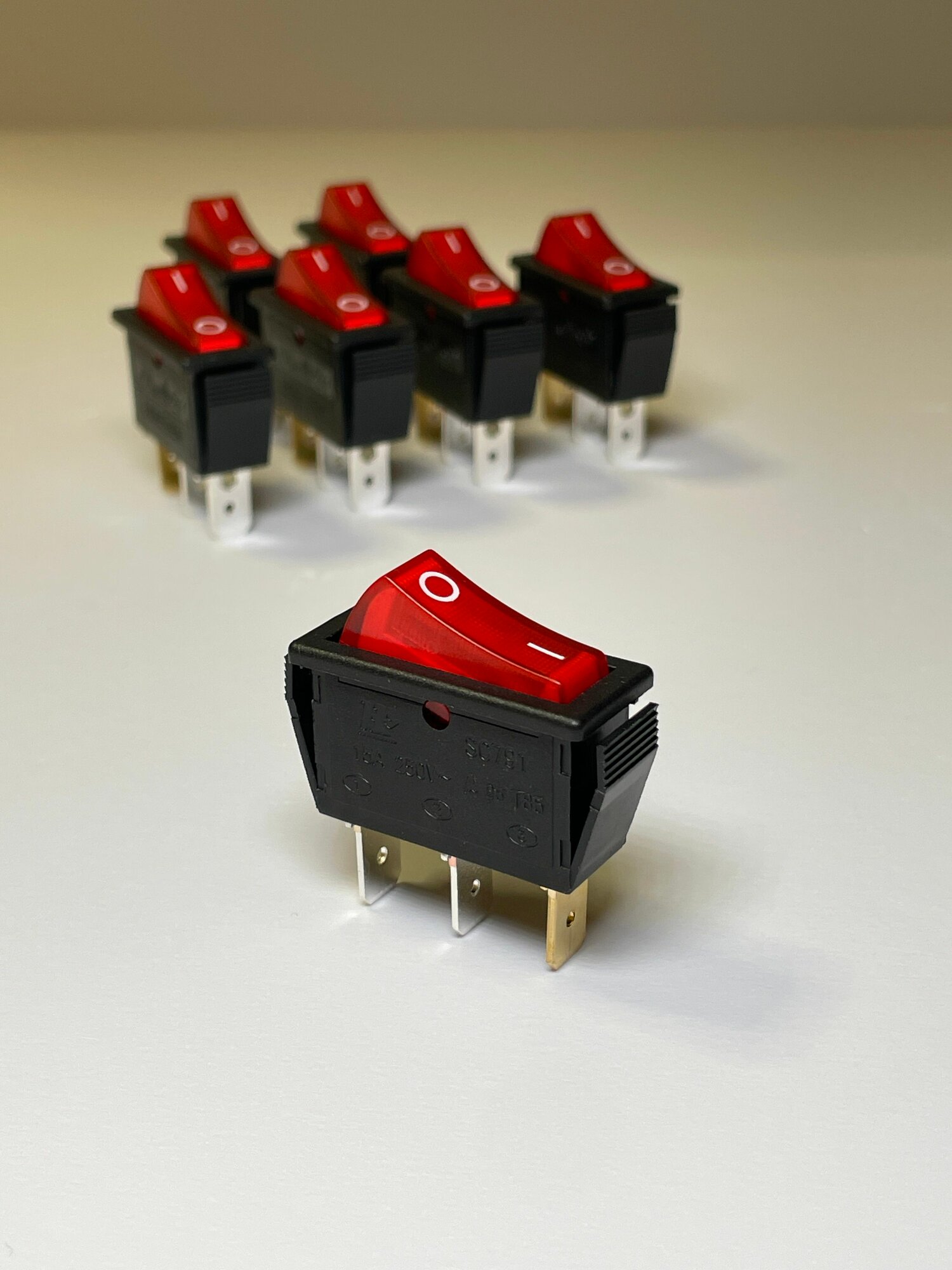 10 шт. Кнопка переключатель, красная, двухпозиционная, встраиваемая, тумблер с подсветкой, вкл/выкл с фиксацией