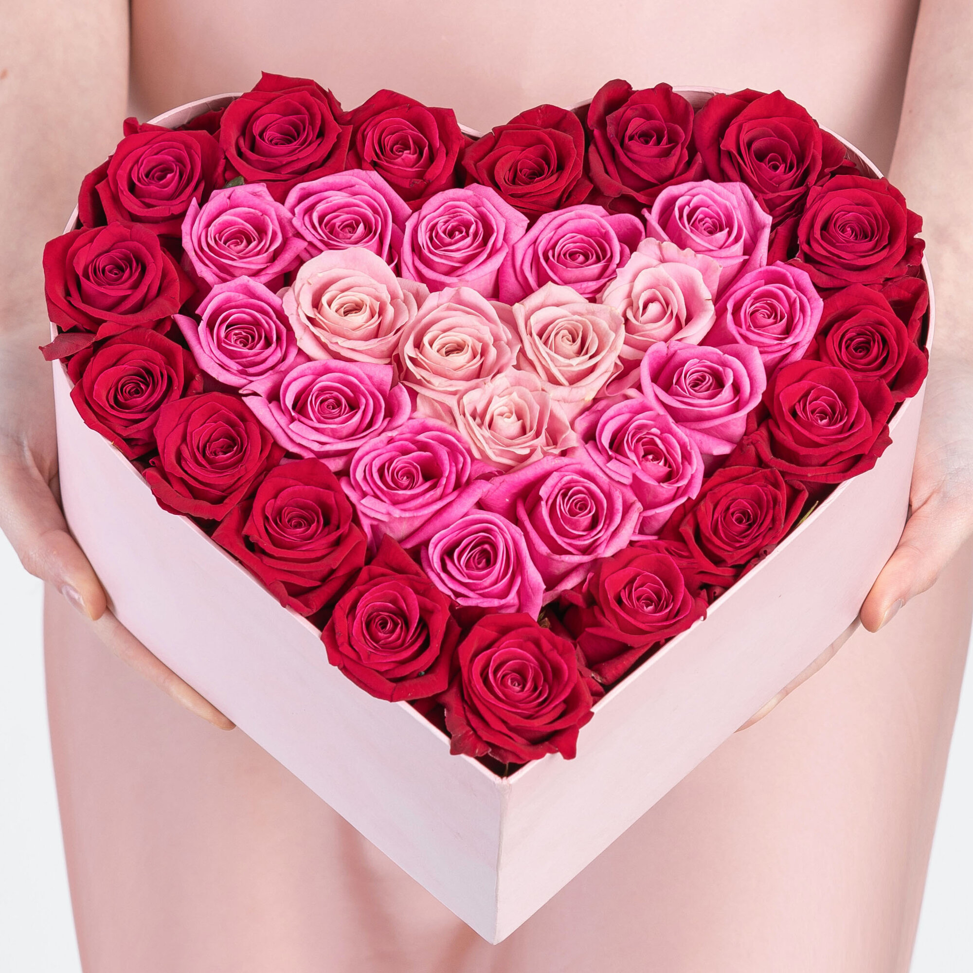 Букет Мегацвет24 "Розы микс", сердце, 51 цветок, в шляпной коробке