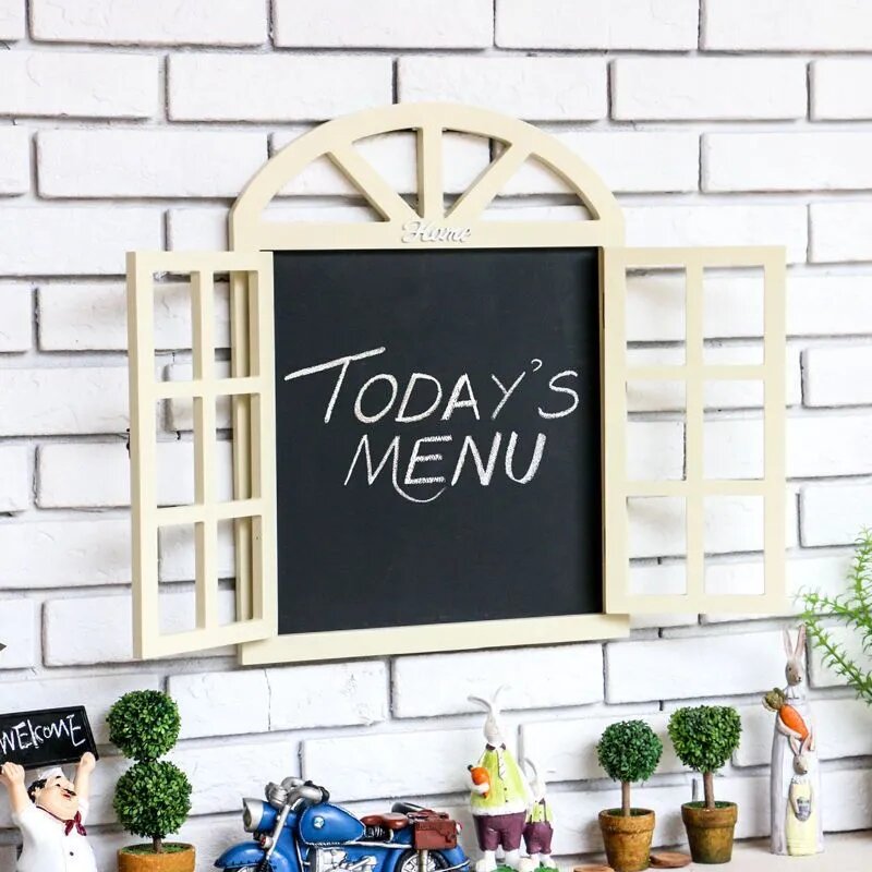 Фальш-окно для меню в кафе и ресторанах. Деревянная доска для мела. Бежевый цвет. Декоративное оформление.