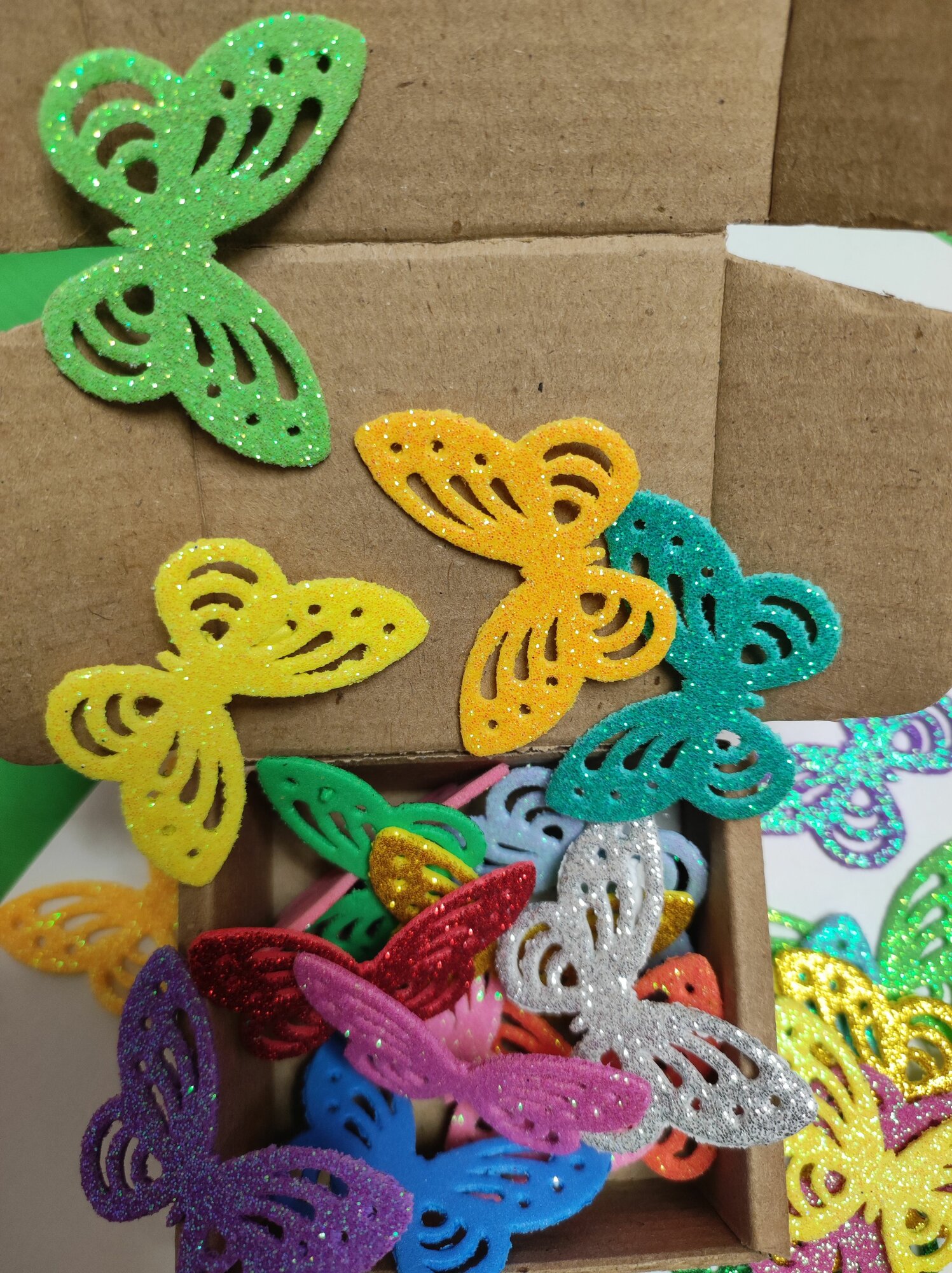 Бабочки из глиттерного фоамирана 15 штук микс, все разных и непостоянных цветов.