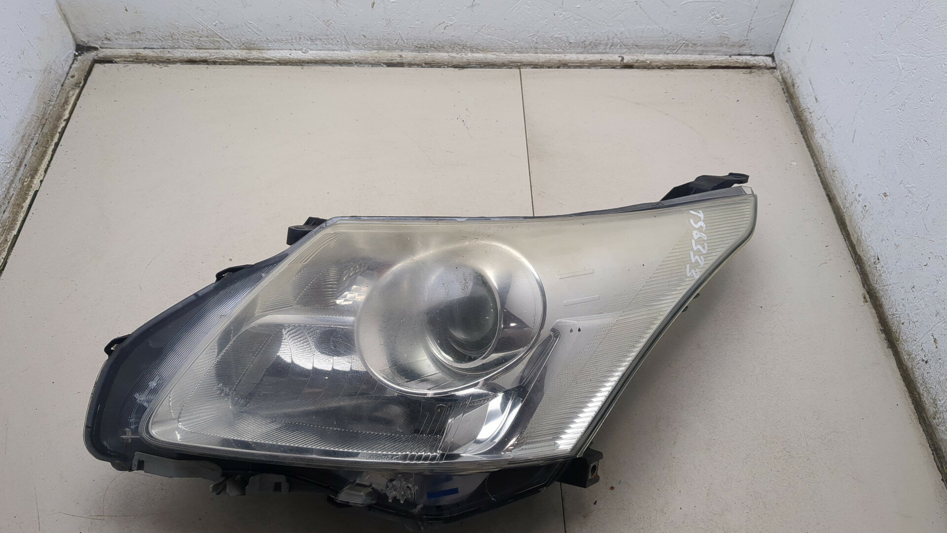 Фара (передняя) левая Toyota Avensis 3 Б/У