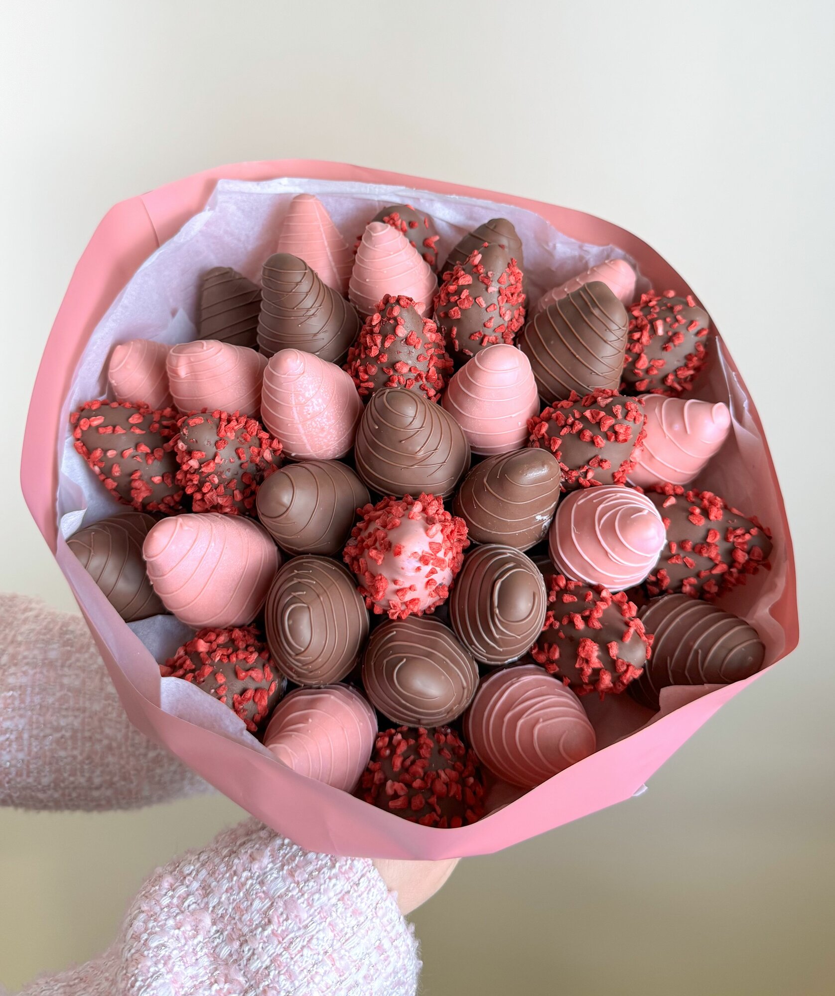 Подарочный букет из клубники в шоколаде "Pink strawberry" 35 ягод