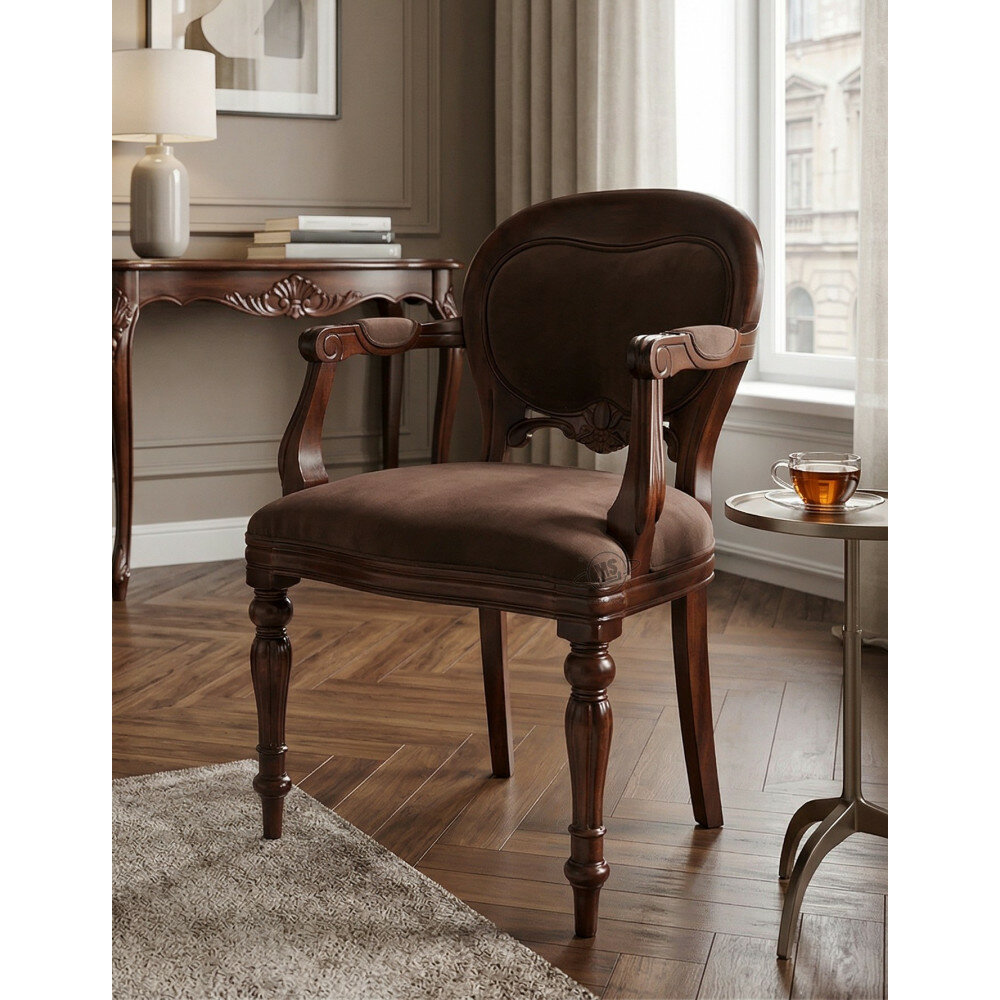 Стул с подлокотниками и мягким сидением