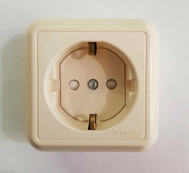 Розетка "Schneider Electric" накладная, с заземляющим контактом, со штороками, открытой установки, цвет кремовый
