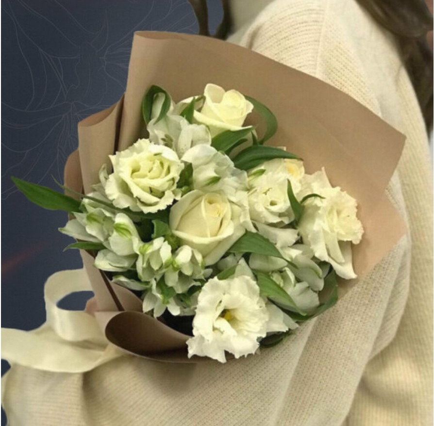 МоКи -букет из 3 белых эквадорских роз, 2 белой альстромерии и 2 белых лизиантуса в крафте с атласной лентой.