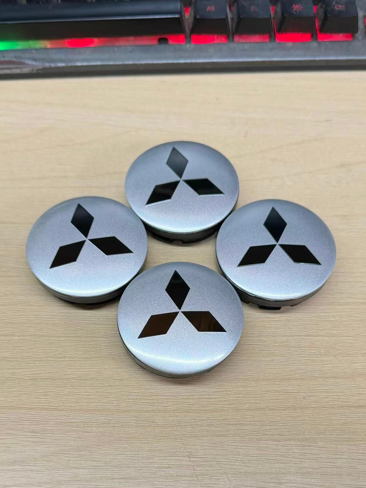 Колпаки ступичные Mitsubishi 56/51 мм на литые диски, комплект 4 шт для защиты и декора ступицы автомобиля для Мицубиси