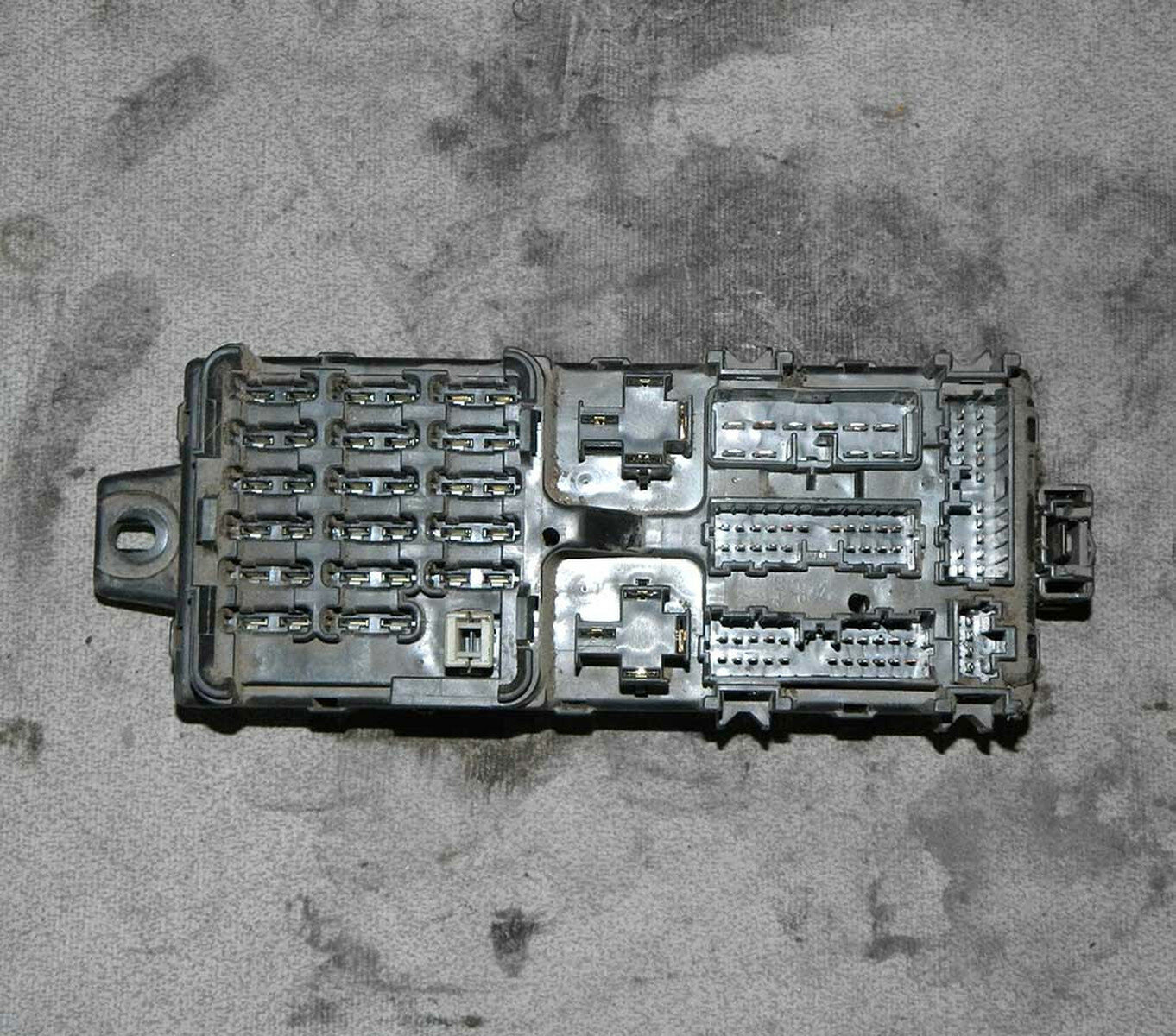 Блок предохранителей Mitsubishi Galant 7 1.8 4G93