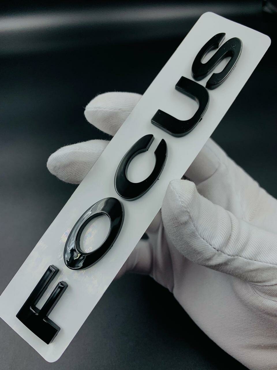 Эмблема для Форд Фокус (черный). Шильдик значок на крышку багажника Ford Focus (длина 145)