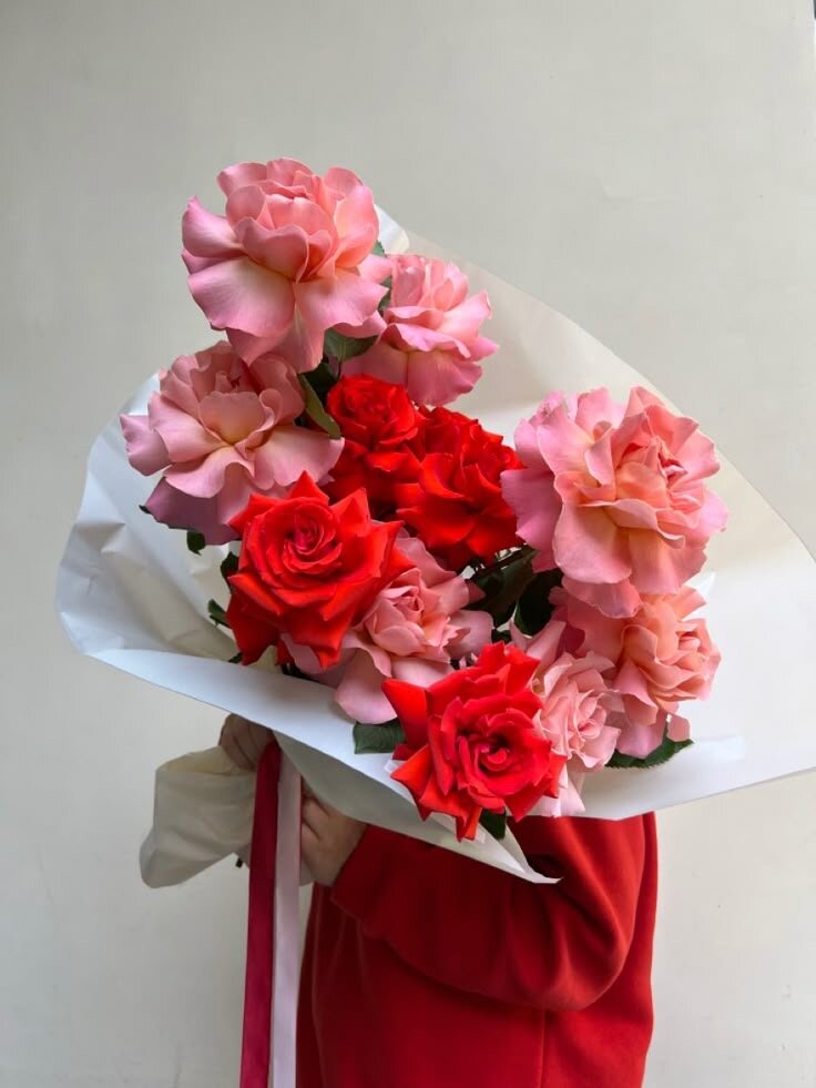 Букет живых цветов " Вывернутые Розы Микс " NURA FLOWERS, 11 роз, на стеблях, цвет нежно-розовый, алый