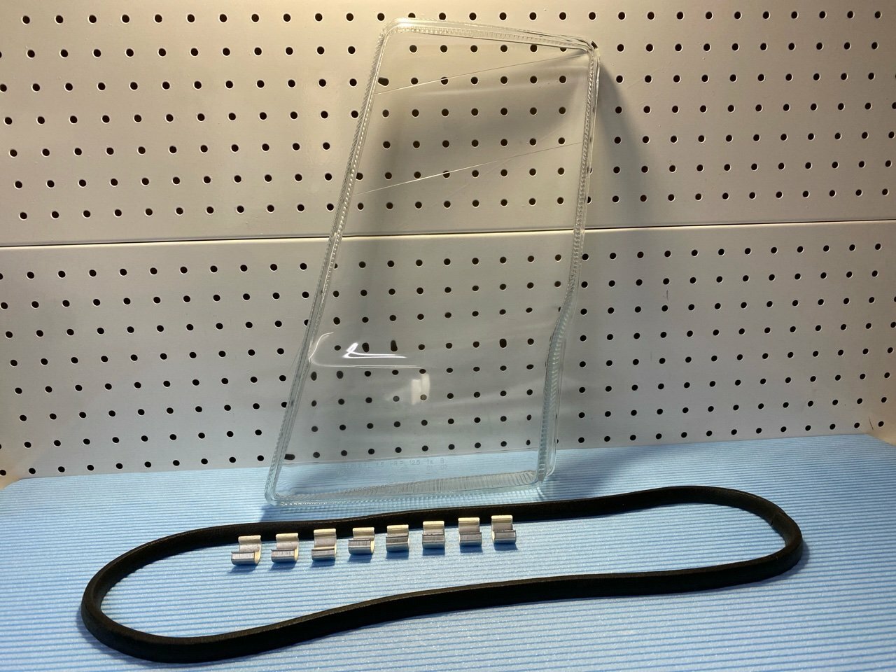 Стекло фары Вольво ФШ ФМ Volvo FH12 16 левое с уст. компл.