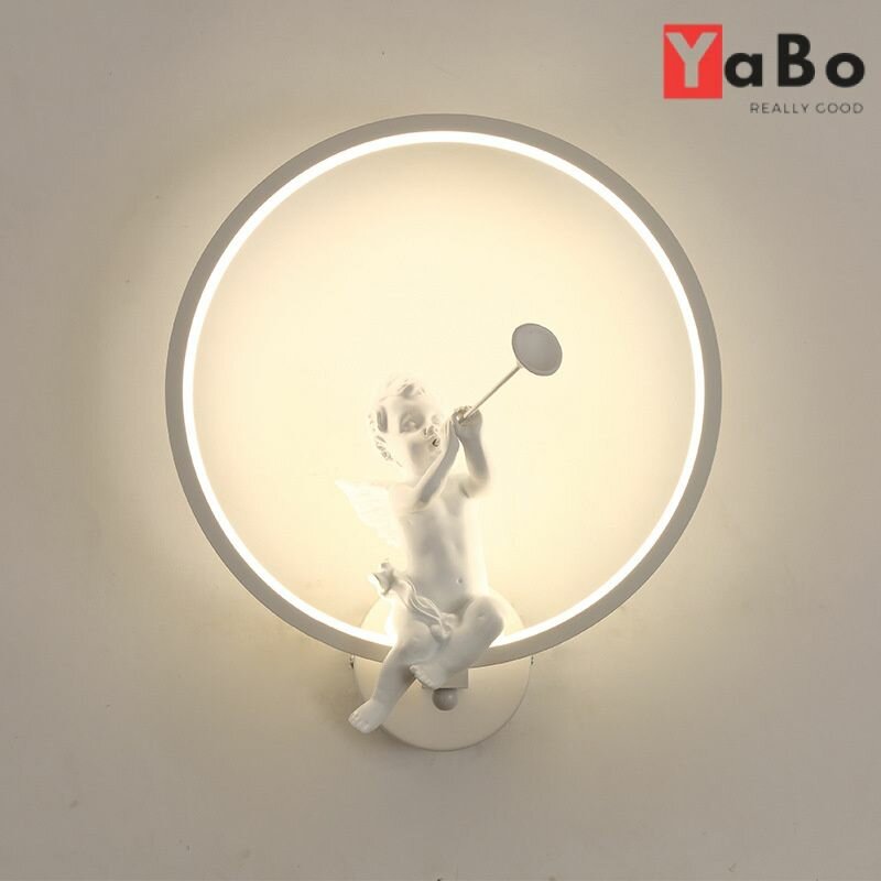 Персонализированный настенный светильник в виде ангела в спальне