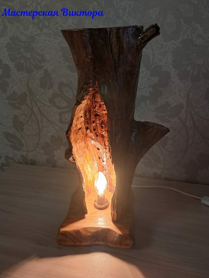 Настольный светильник из дерева в стиле лофт