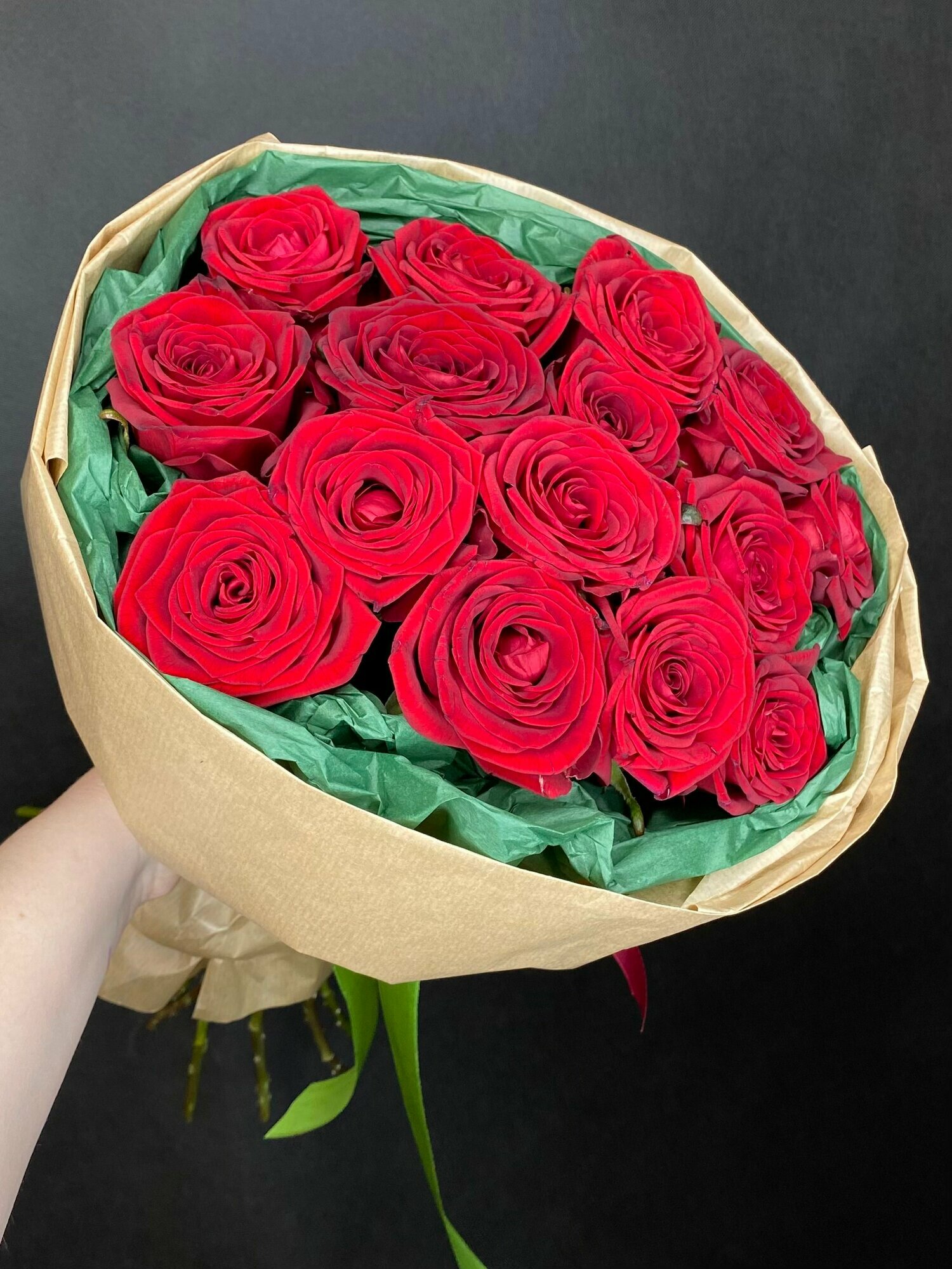 Букет Chloe L из 11 красных роз Ред Наоми 556