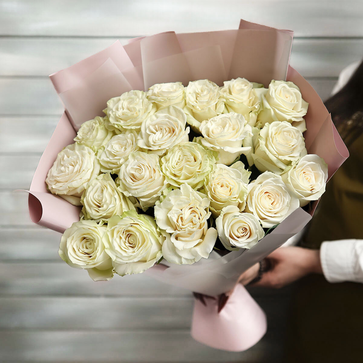 Монобукет Букет Маркет, 21 белая эквадорская роза 60см, оберточная бумага