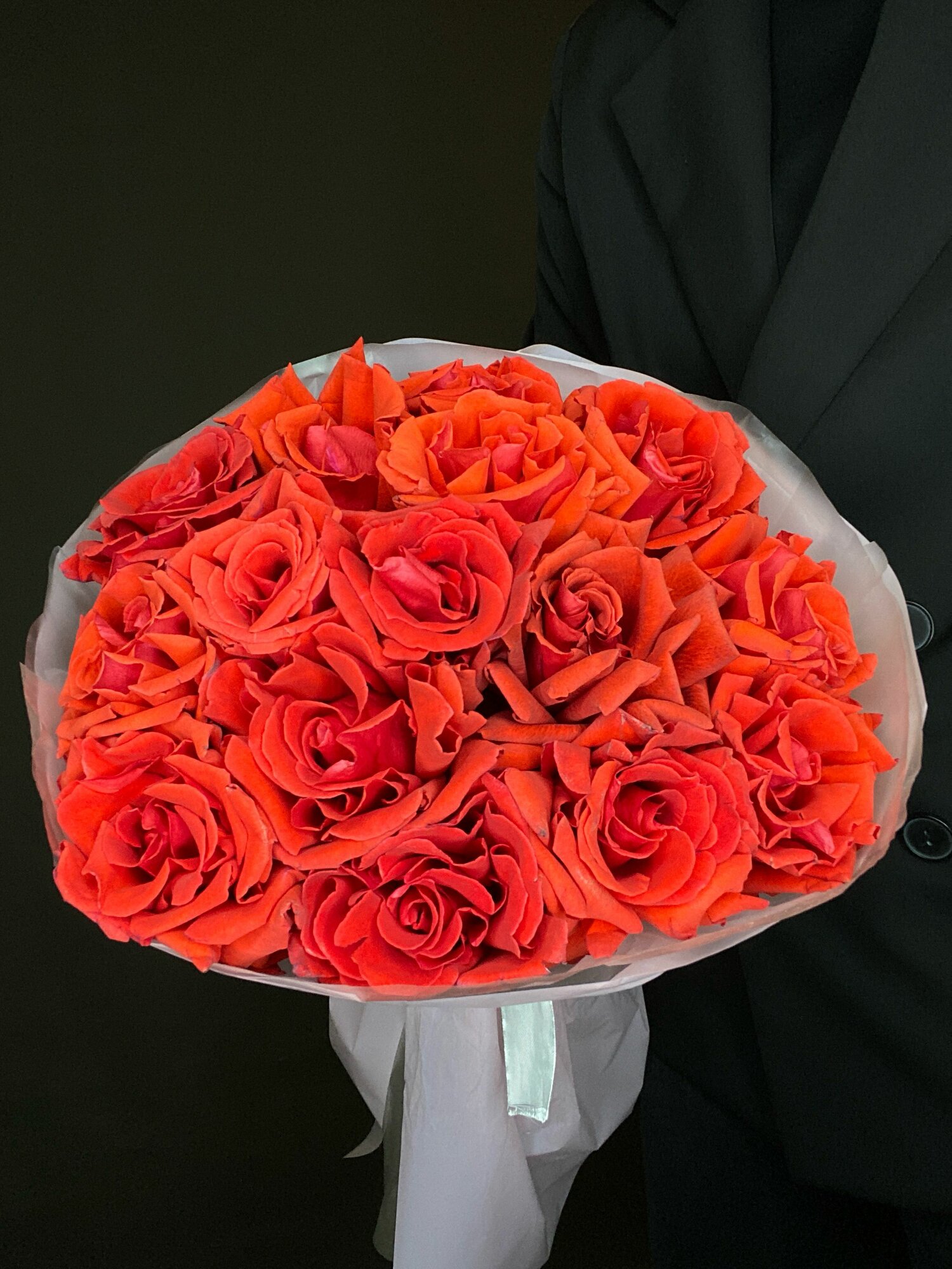 Алые розы (15 роз), высота букета 50 см, ширина букета 30 см