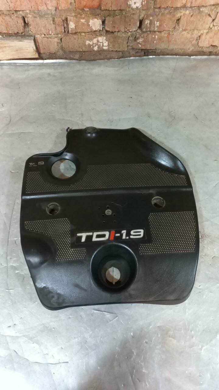 Декоративная крышка двигателя Volkswagen Golf 4 (1997 - 2006) 038103925E