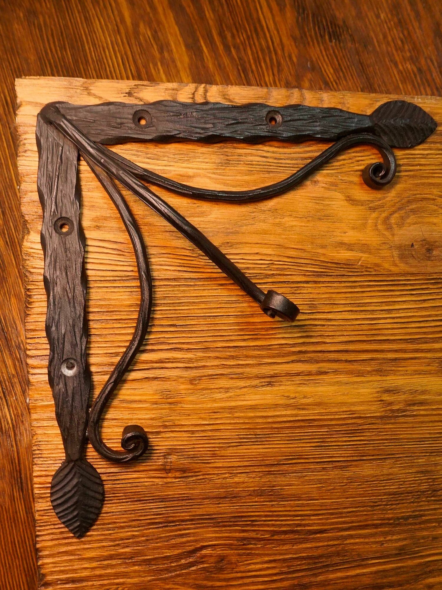 Уголок декоративный Т-12 черный / металлический / кованый