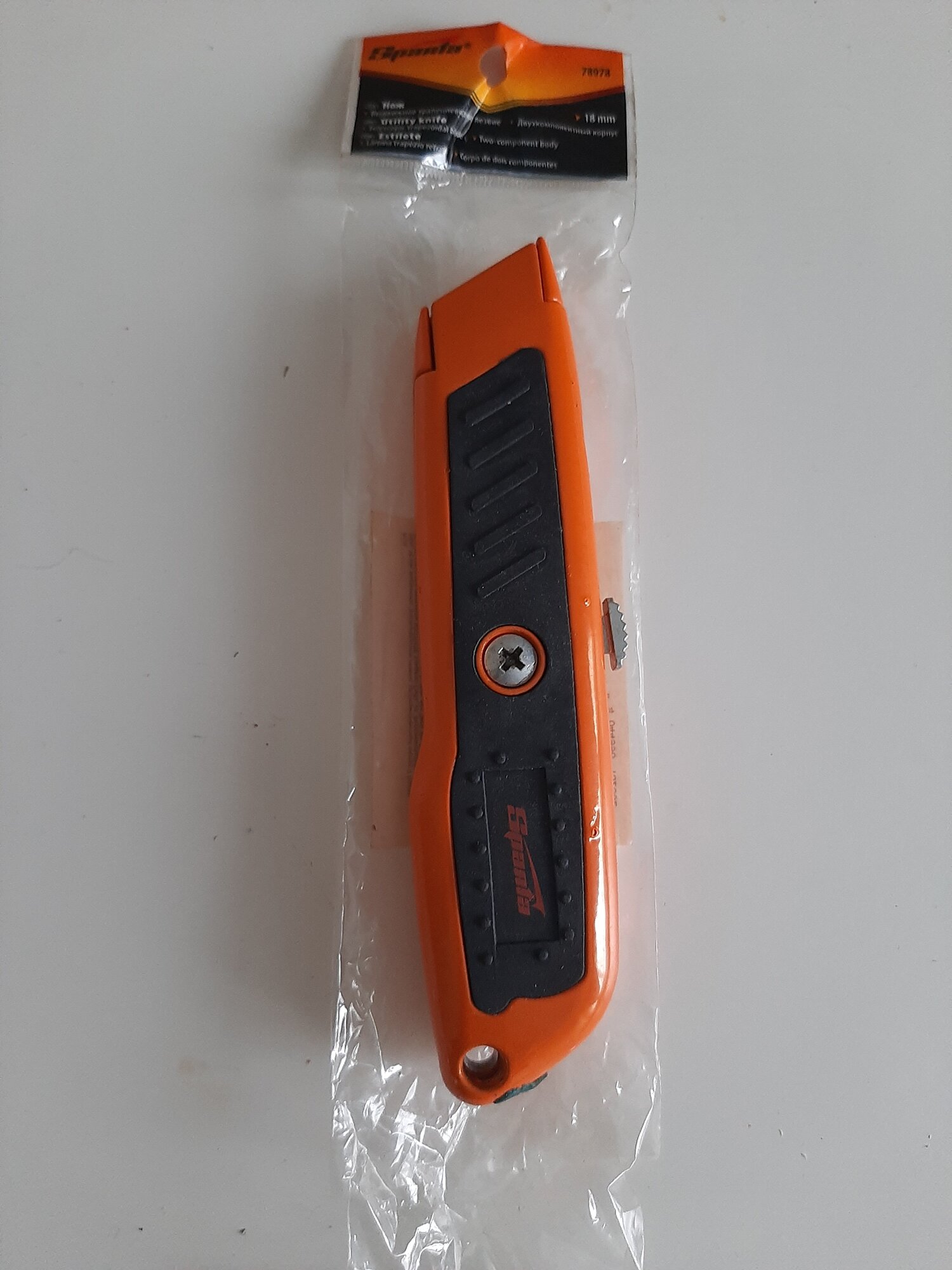 Нож Sparta 18 мм, предназначен для резки картона, линолеума, кожи и т. д, арт 78978